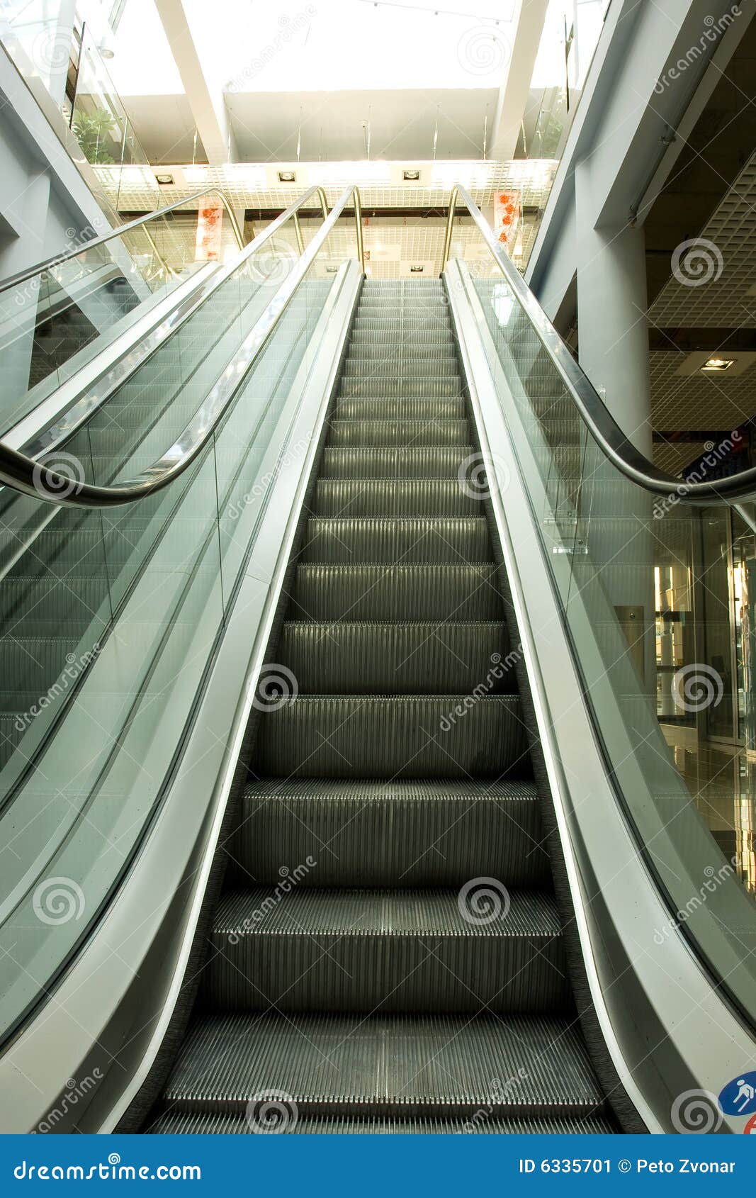 Rolltreppen, Die Auf Und Ab Gehen Stockbild - Bild von rolltreppen ...