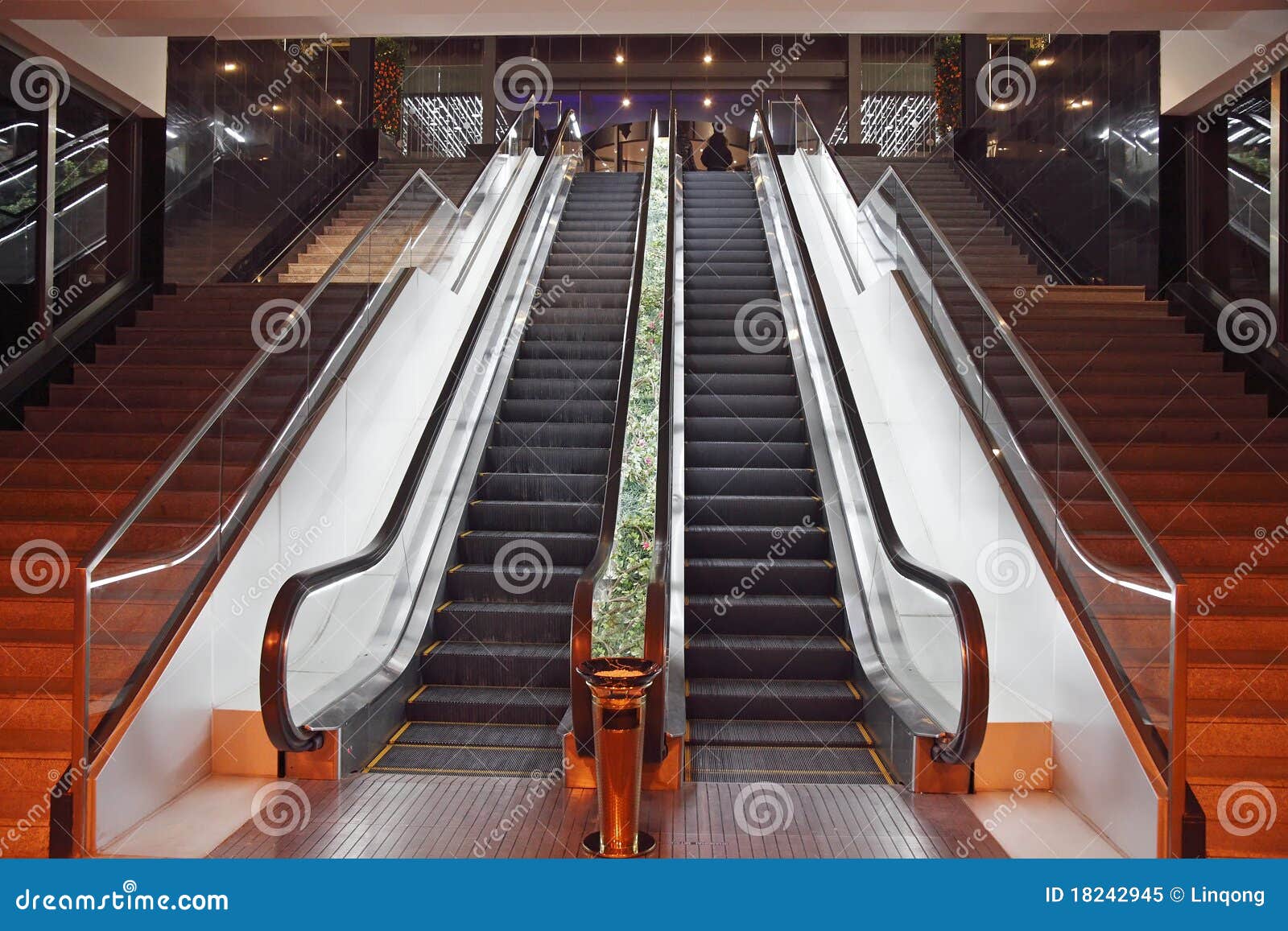 Rolltreppen in einem Hotel stockbild. Bild von luxus - 18242945