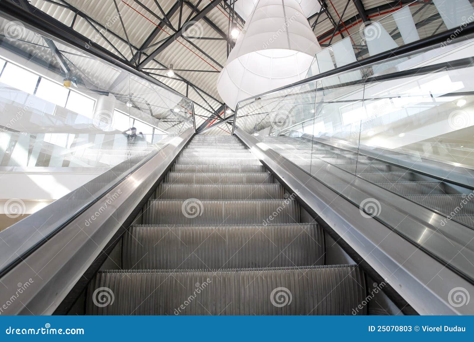 Rolltreppen im Mall stockbild. Bild von decke, zuhause - 25070803