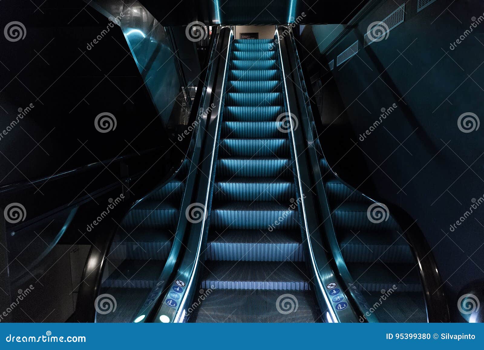 Rolltreppen mit Blaulicht stockfoto. Bild von büro, auslegung - 95399380