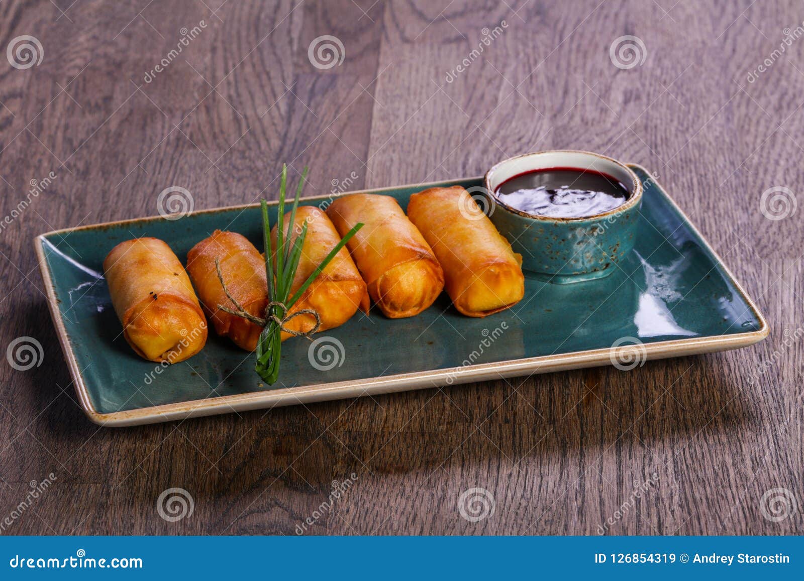 Rolo de mola com molho imagem de stock. Imagem de tradicional - 126854319