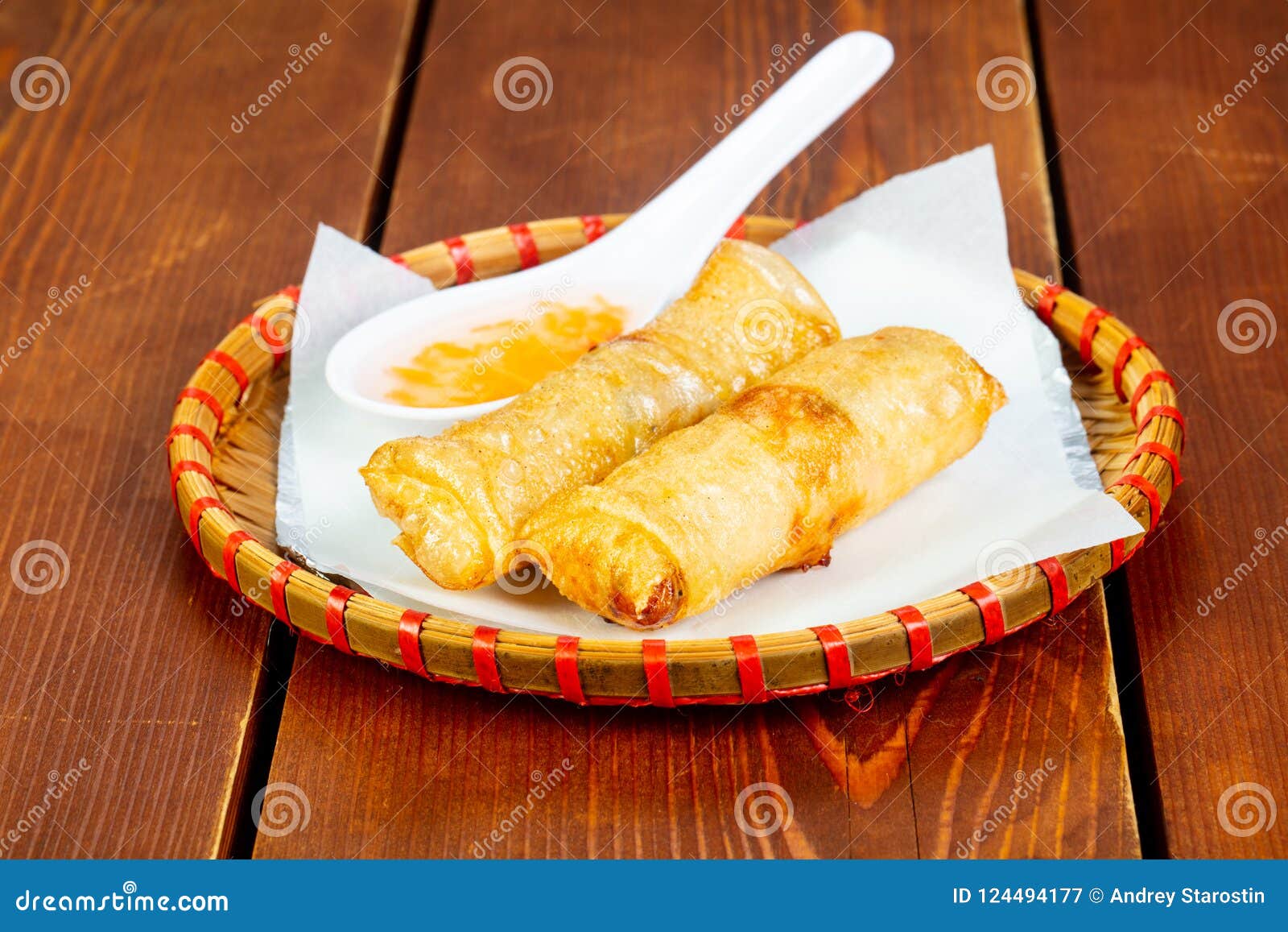 Rolo de mola quente imagem de stock. Imagem de cenoura - 124494177