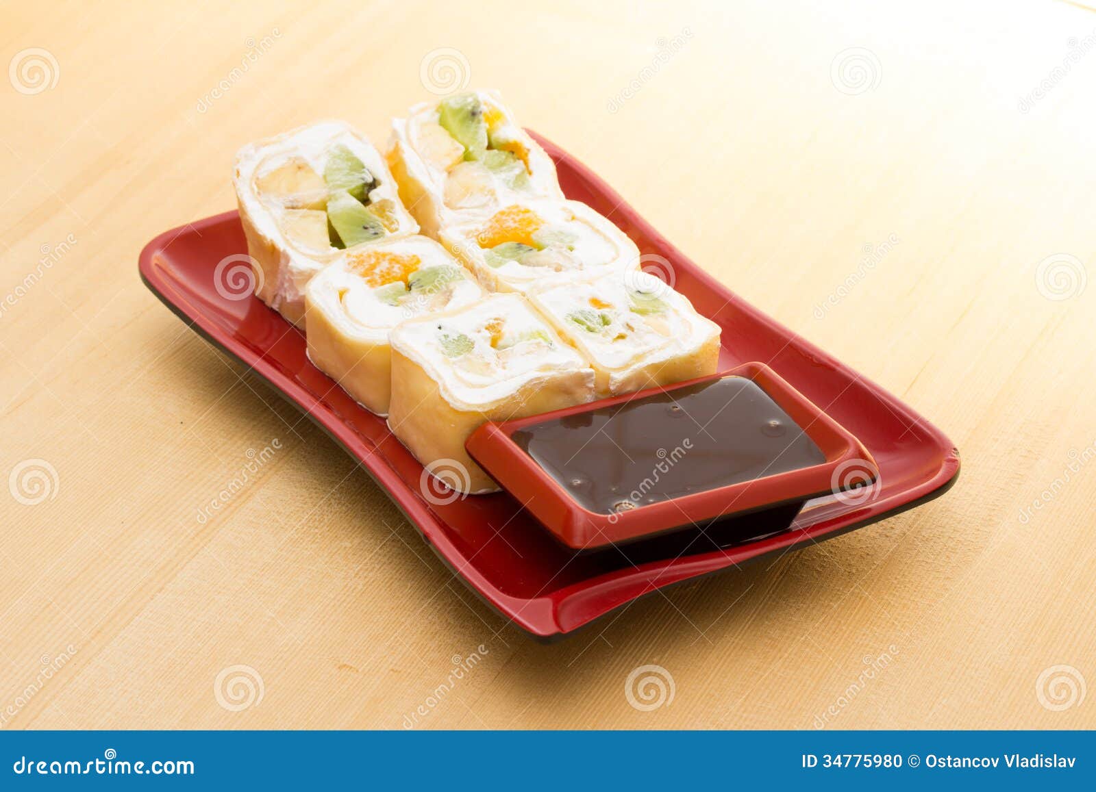 Rolo de sushi doce foto de stock. Imagem de molho, pauzinhos - 34775980