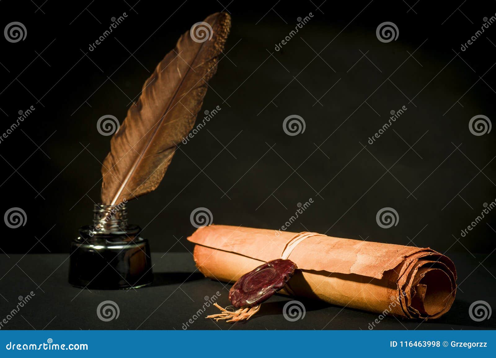 Rolo De Um Papiro Com Um Selo, Uma Pena E Um Tinteiro Foto de Stock ...