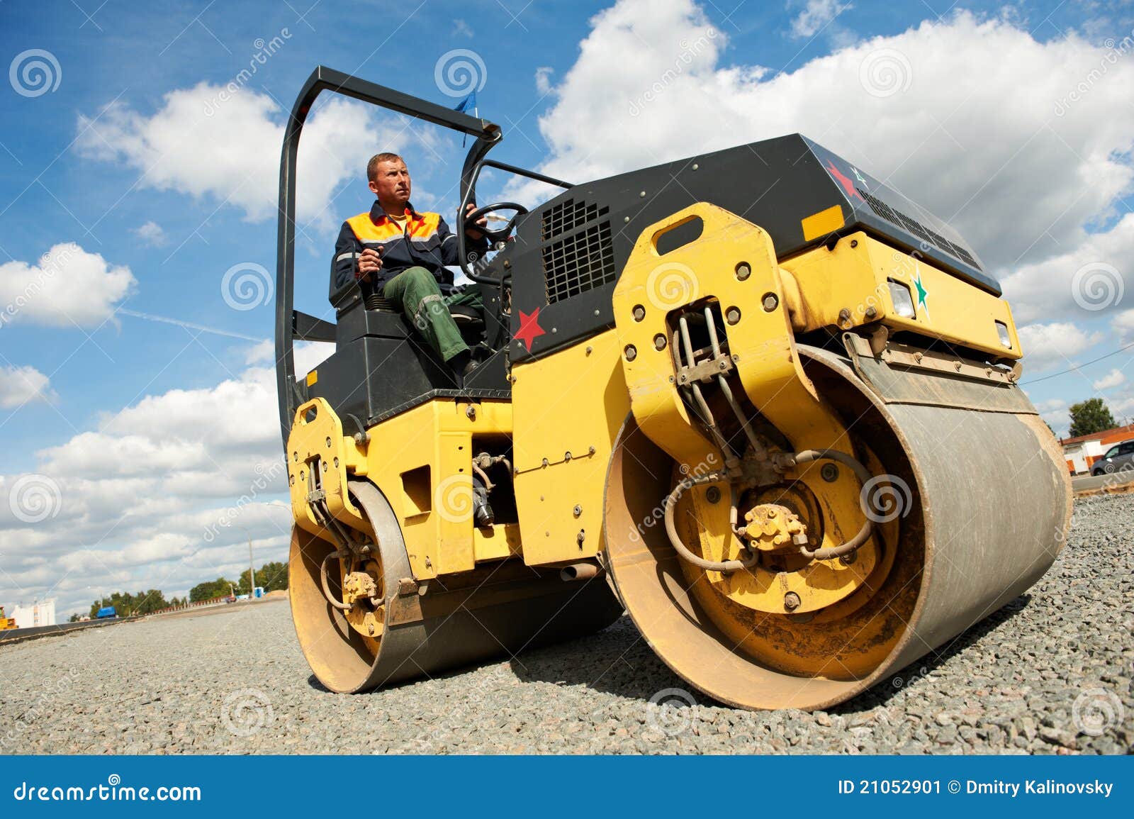Rolo Do Compressor No Trabalho De Estrada Imagem de Stock - Imagem de ...