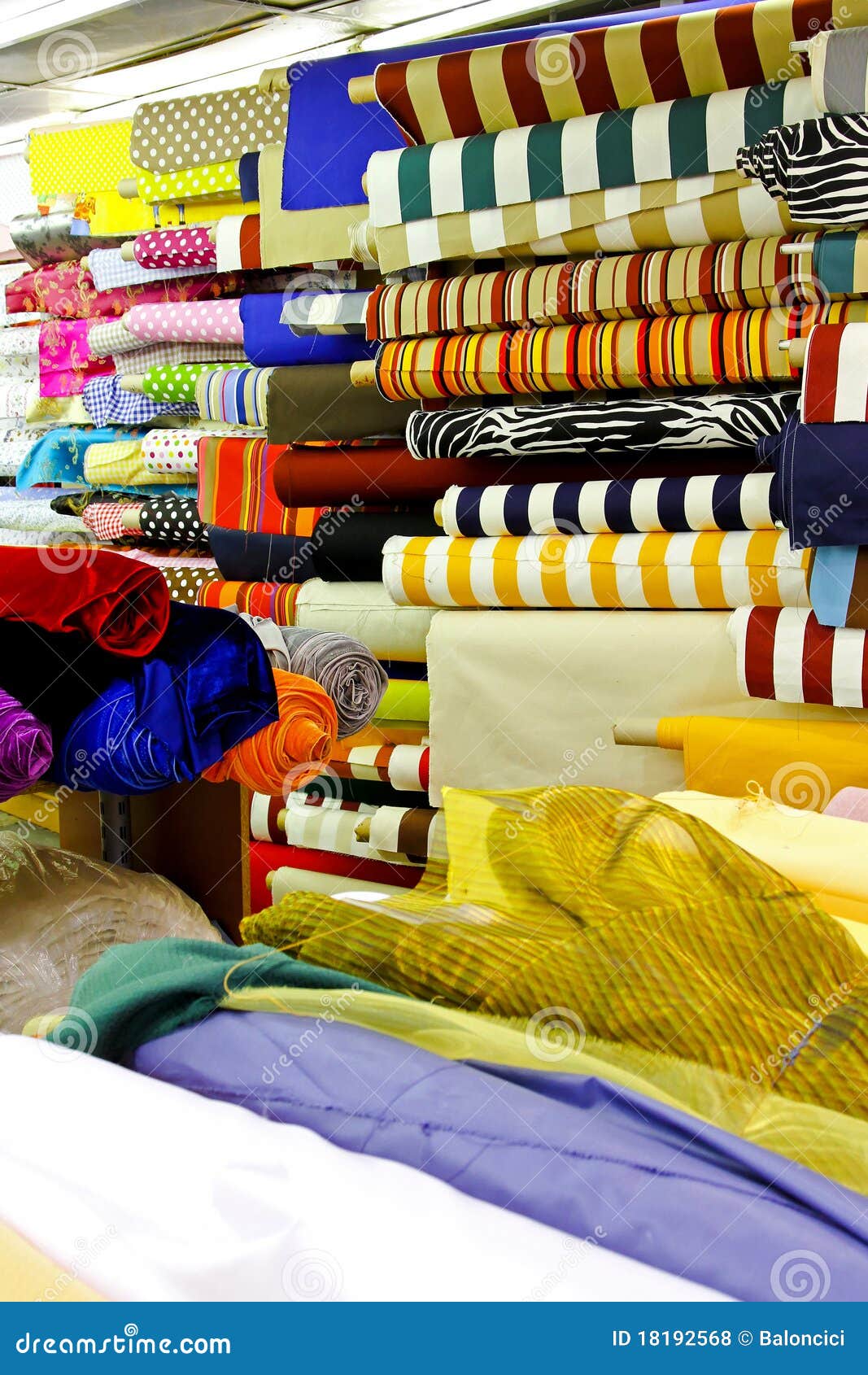 Rolos de matéria têxtil foto de stock. Imagem de tela - 18192568