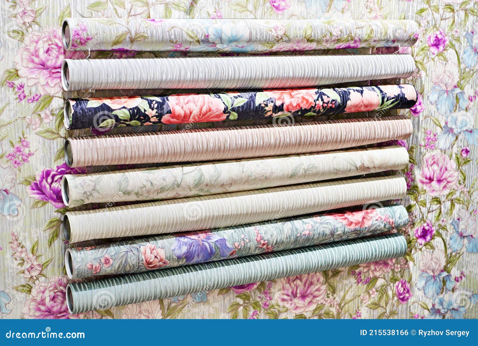 Rolos De Papel De Parede Em Vitrine Foto de Stock - Imagem de ...