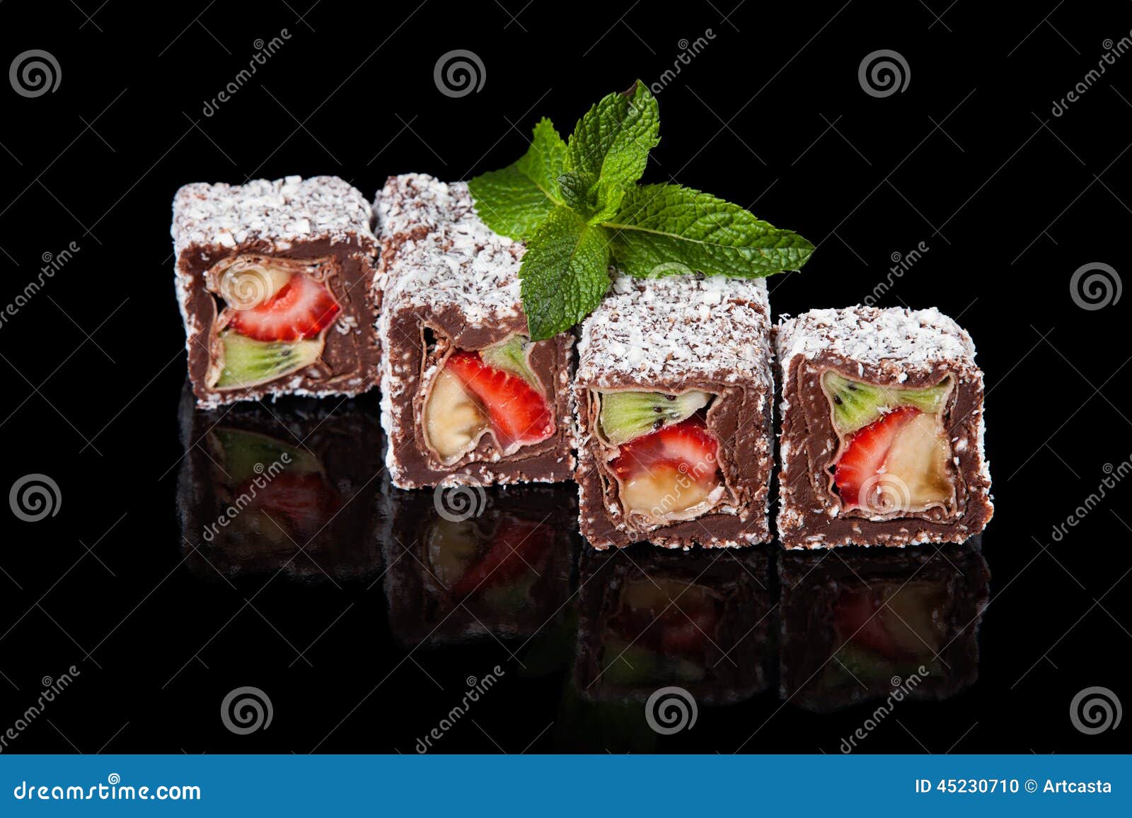 Rolos de sushi doces foto de stock. Imagem de gourmet - 45230710