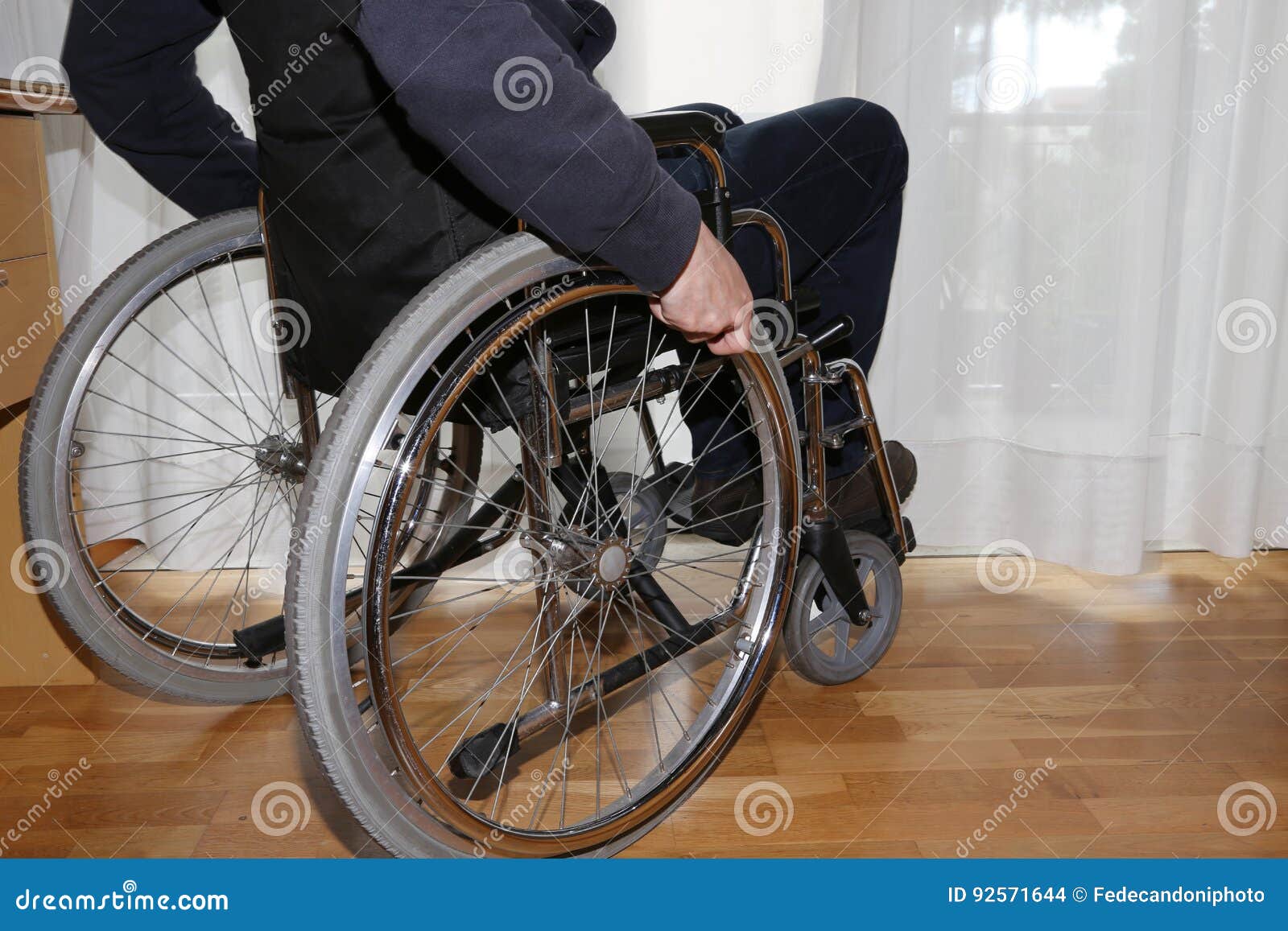 Rolstoel in De Slaapkamer Van De Gehandicapte Man Stock Foto - Image of ...