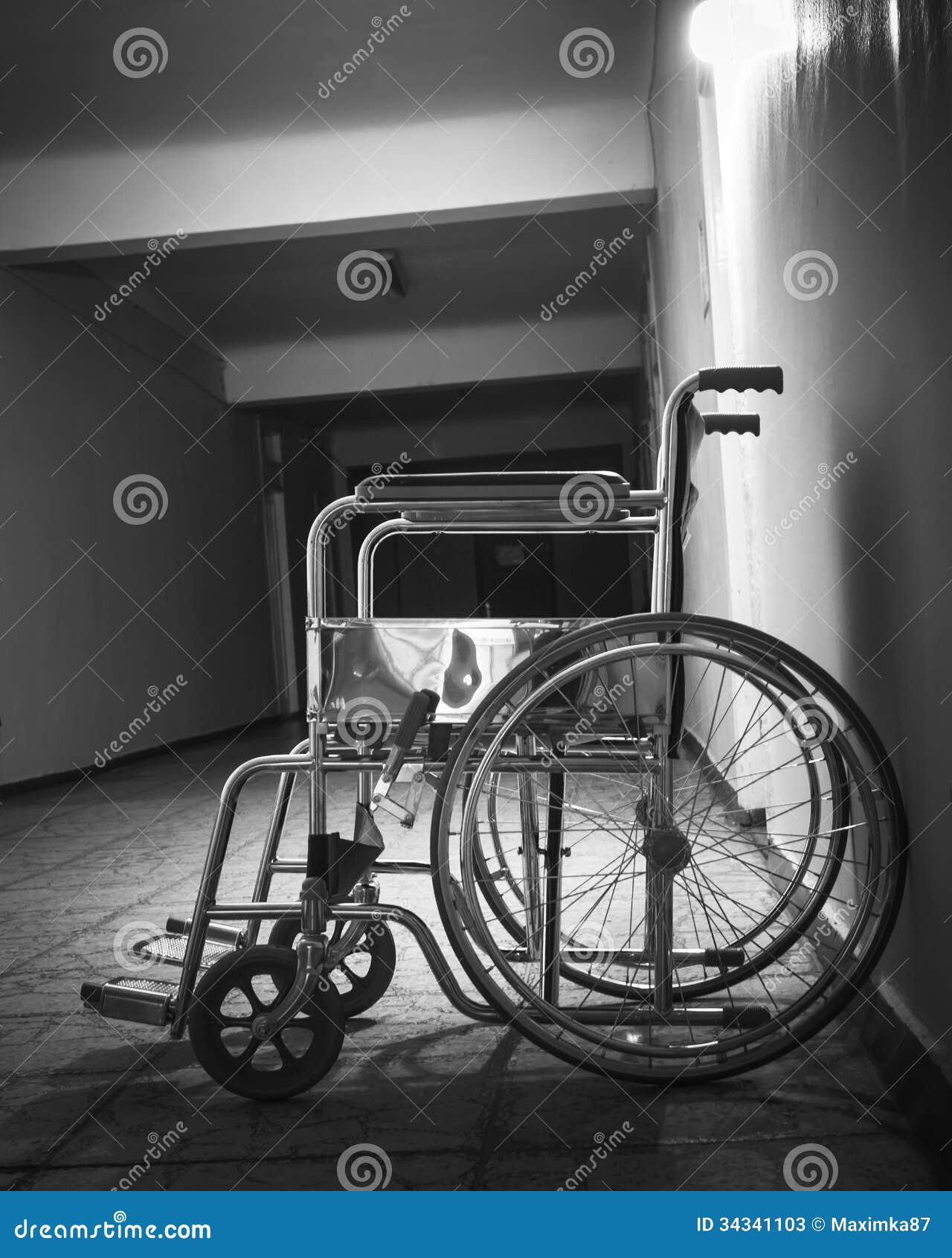 Rolstoel in Het Oude Ziekenhuis Stock Afbeelding - Image of ziekenhuis ...