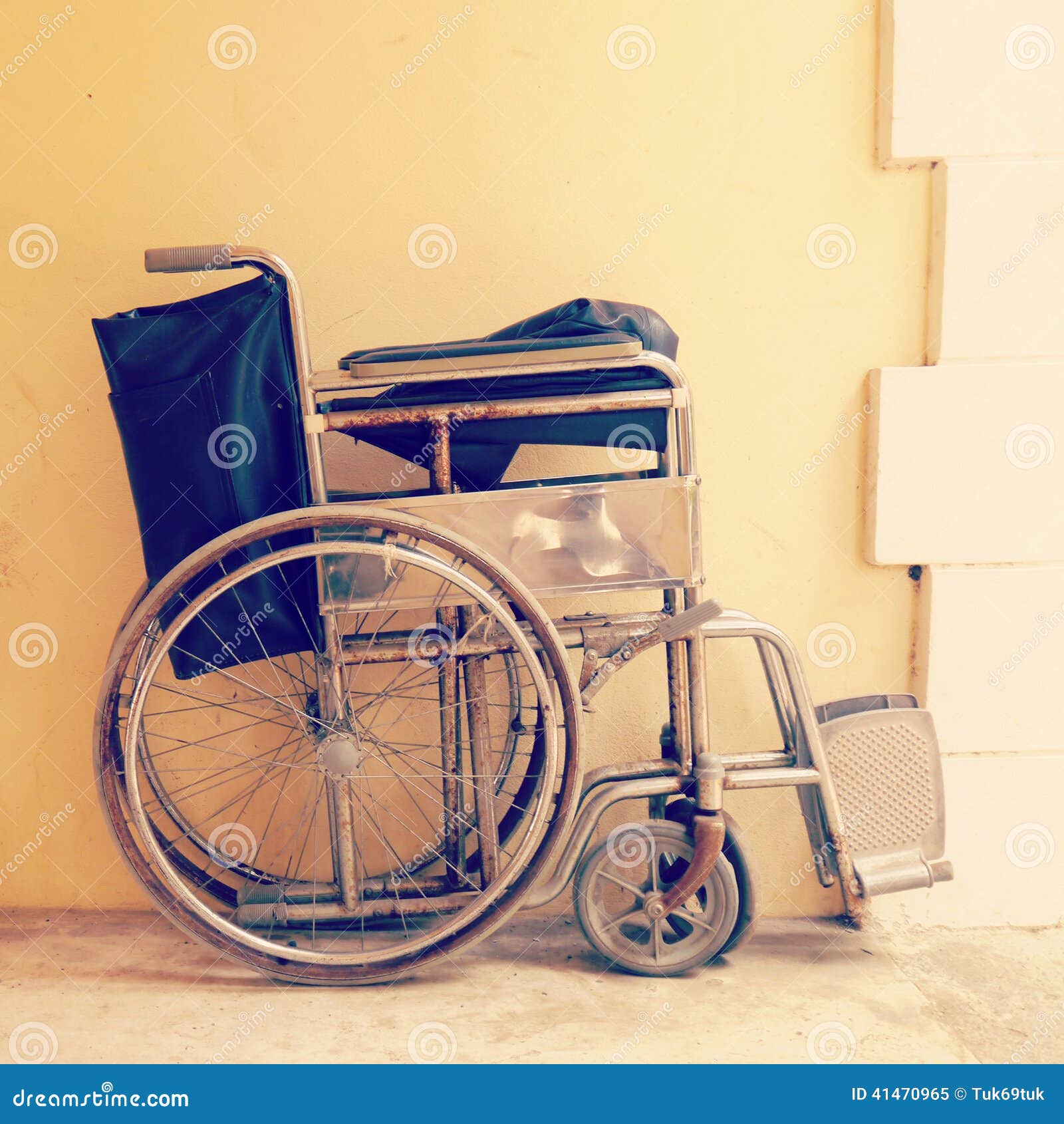 Rolstoel Oude Uitstekende Retro Stock Afbeelding - Image of ...