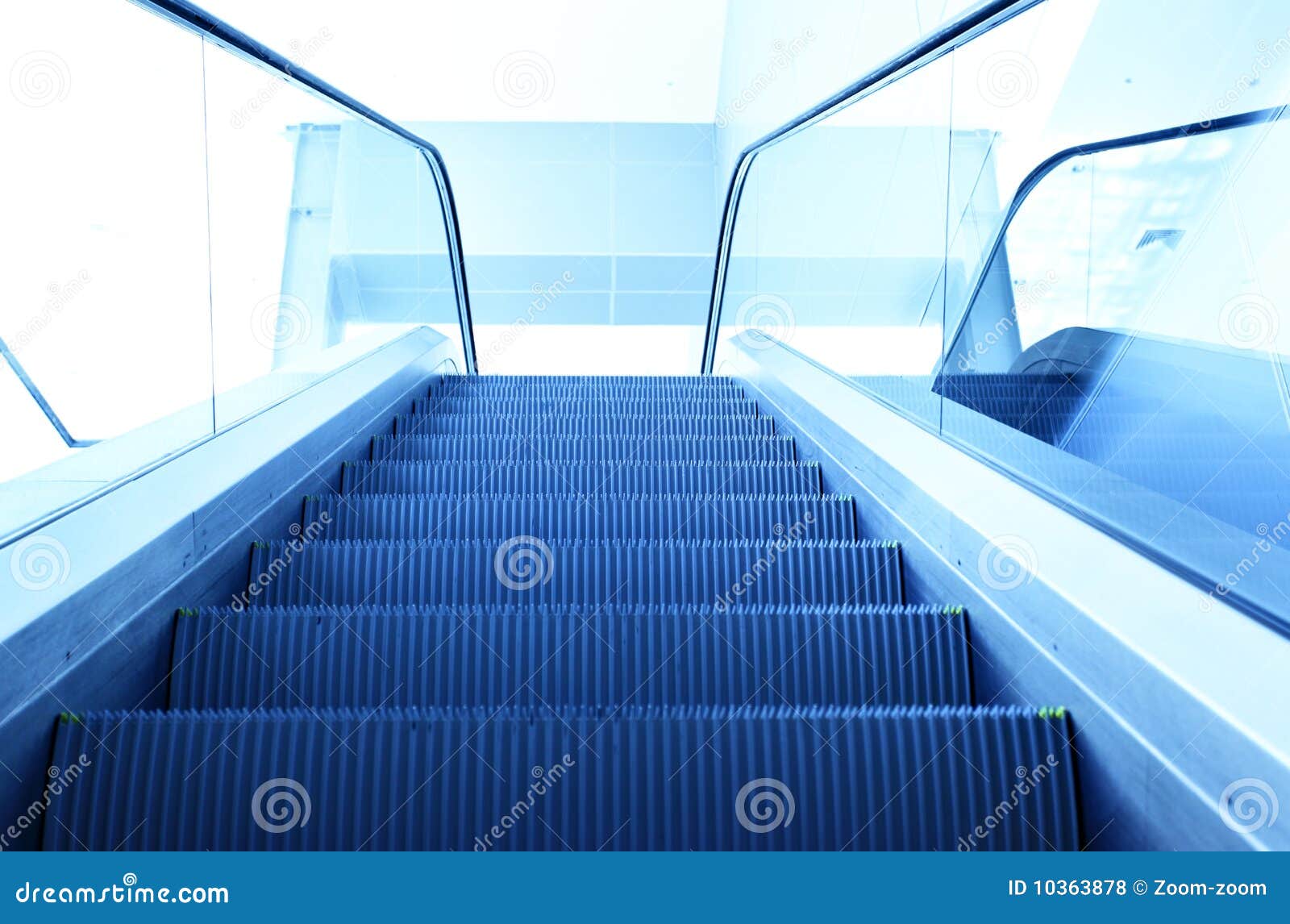 Roltrap stock foto. Image of openbaar, roltrap, succes - 10363878