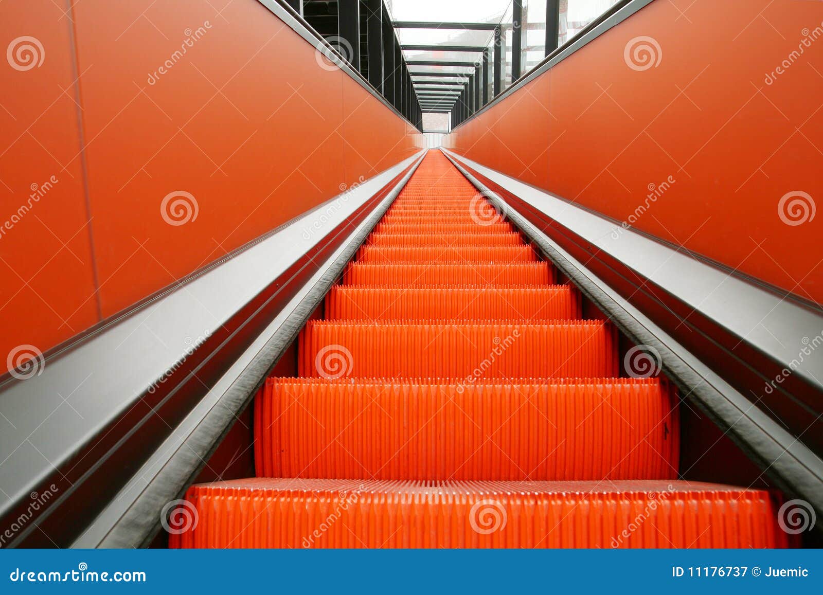 Roltrap stock afbeelding. Image of verplaatsen, sinaasappel - 11176737