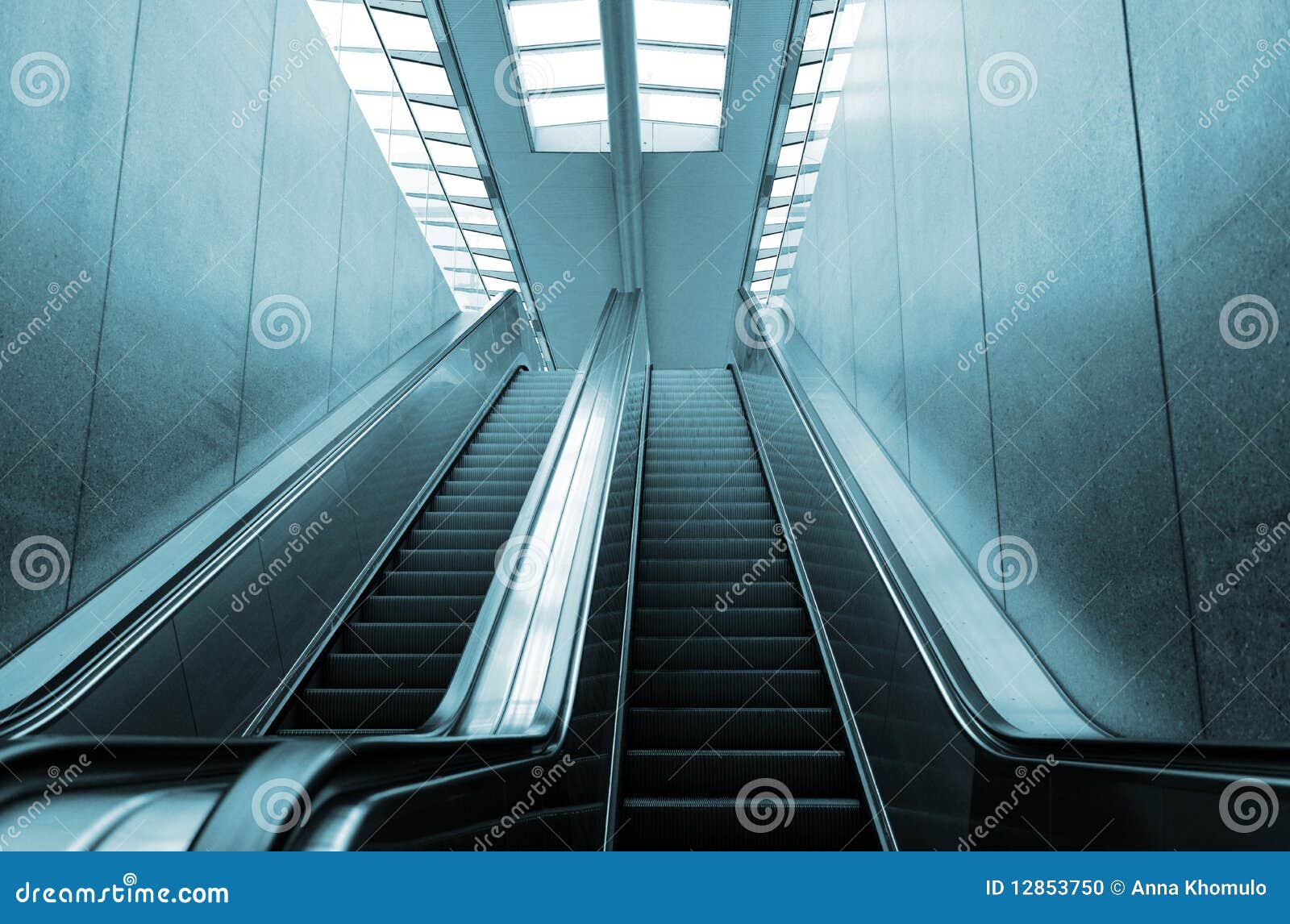 Roltrap stock foto. Image of manier, ladder, perspectief - 12853750