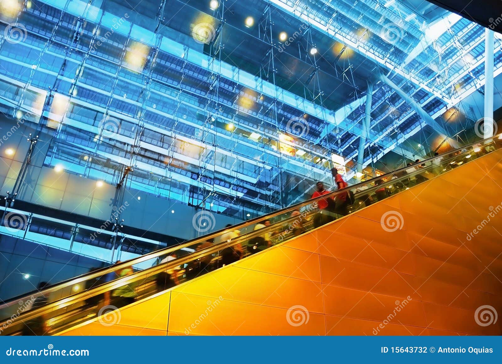 Roltrap redactionele fotografie. Image of onderaan, sinaasappel - 15643732