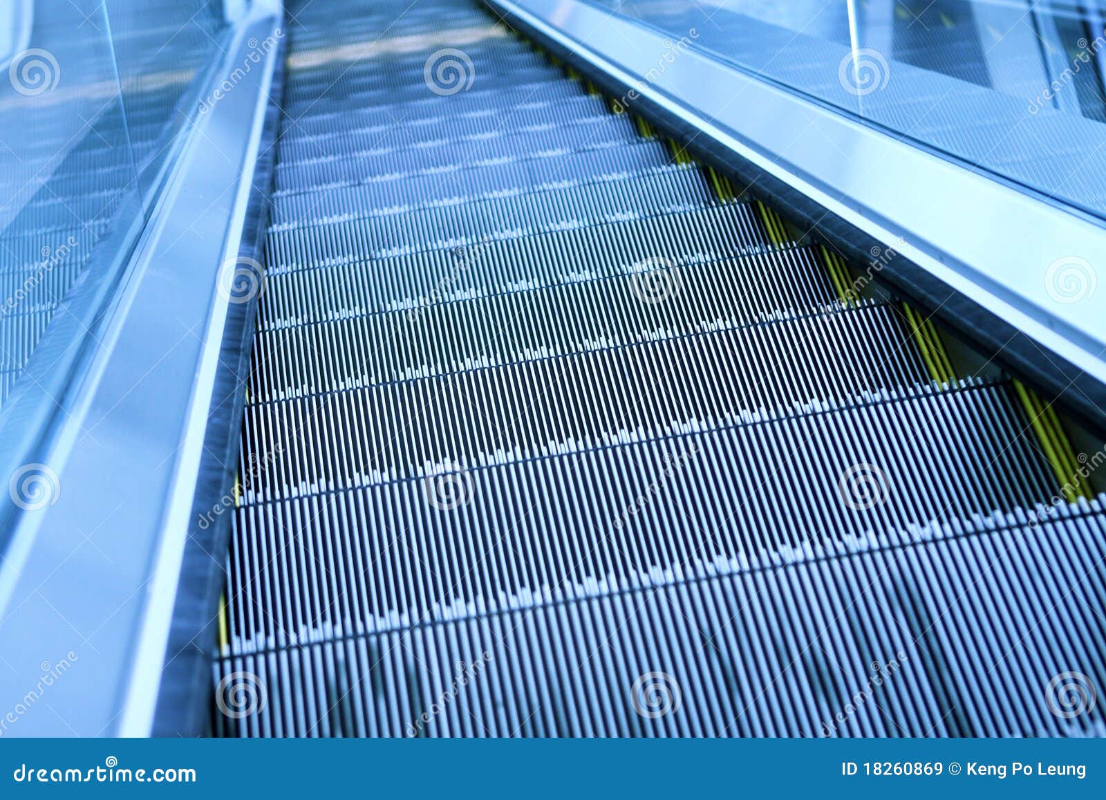 Roltrap stock afbeelding. Image of licht, snel, centrum - 18260869