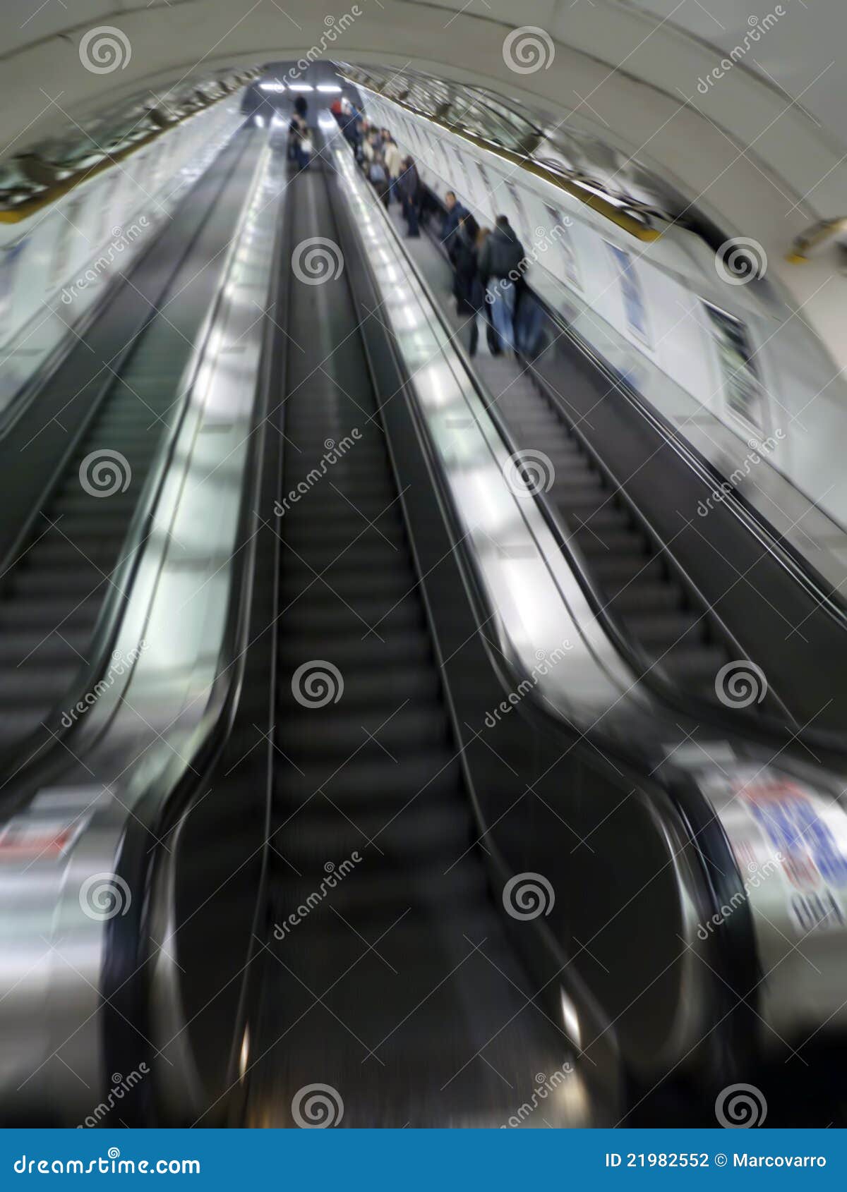 Roltrap stock foto. Image of beweging, vervoer, modern - 21982552