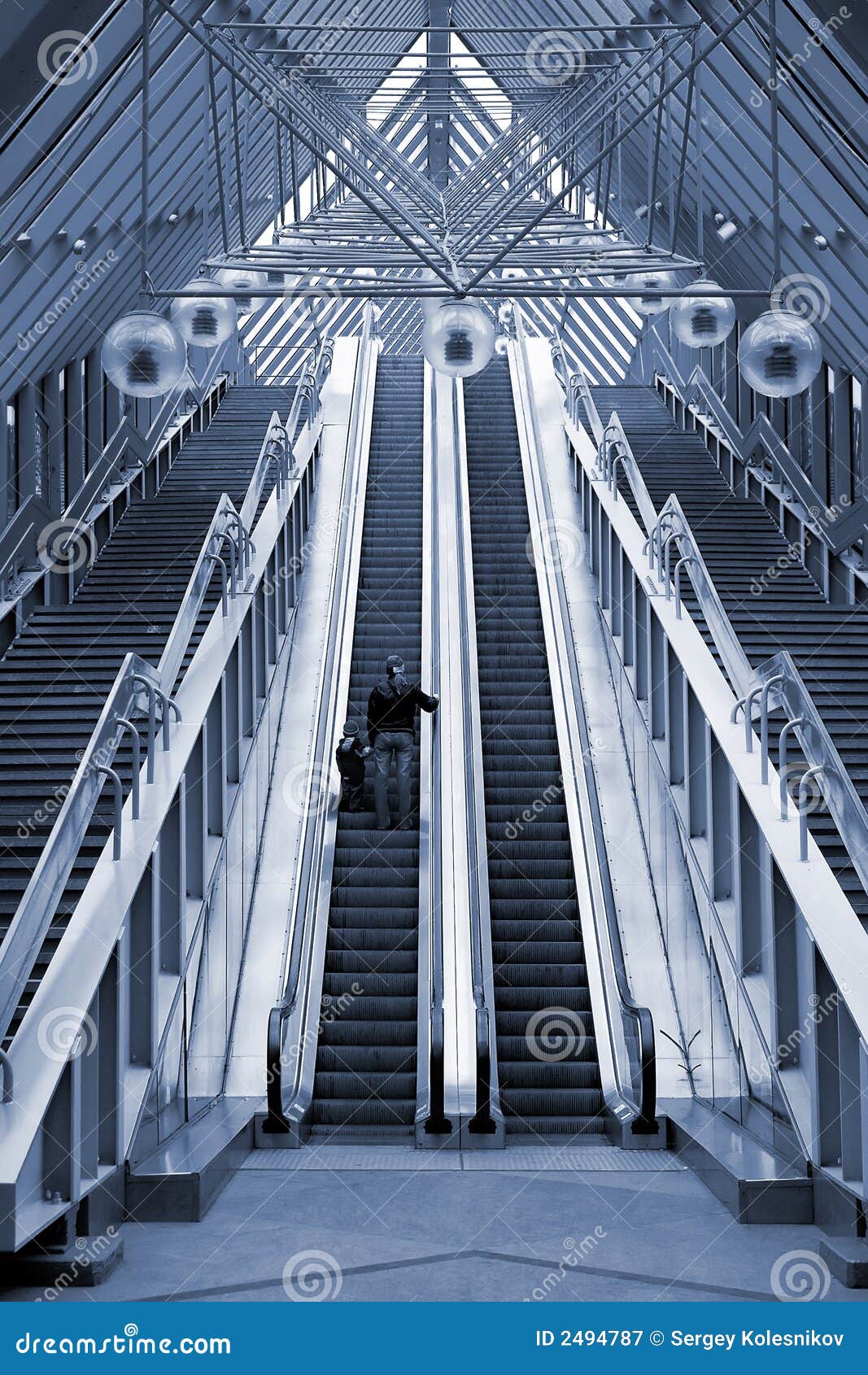 Roltrap stock afbeelding. Image of lift, modern, gebouw - 2494787