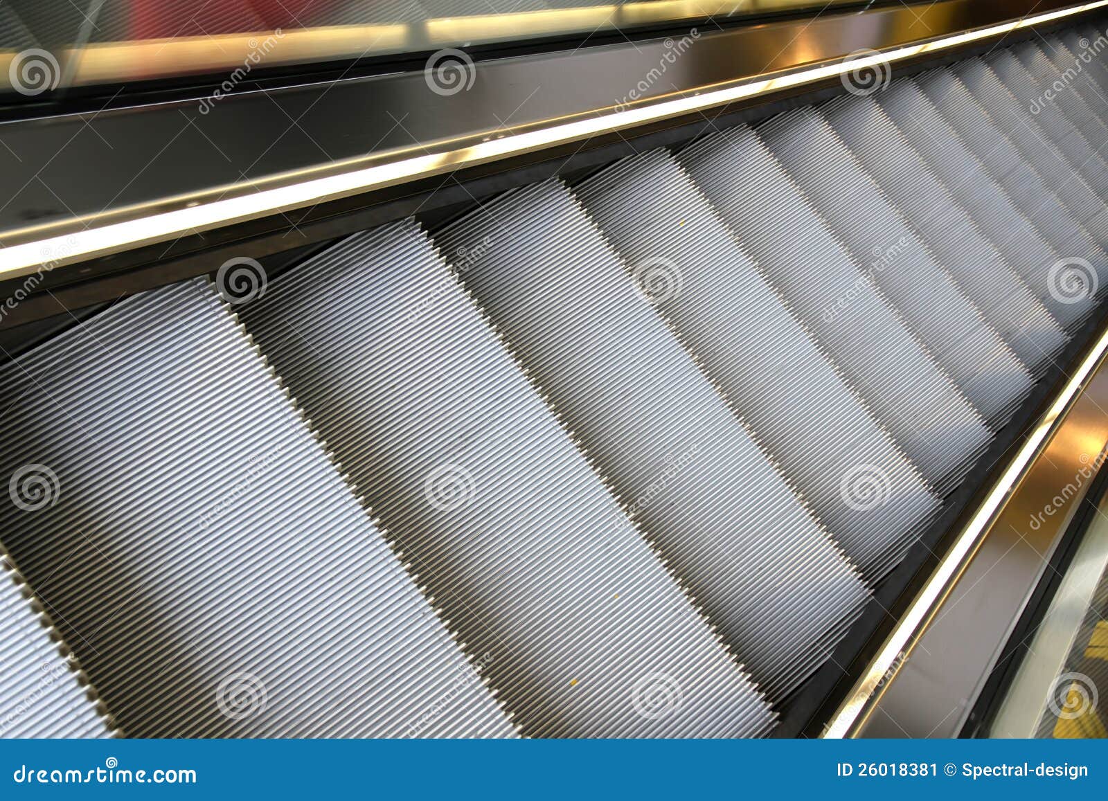 Roltrap stock afbeelding. Image of roltrap, luchthaven - 26018381