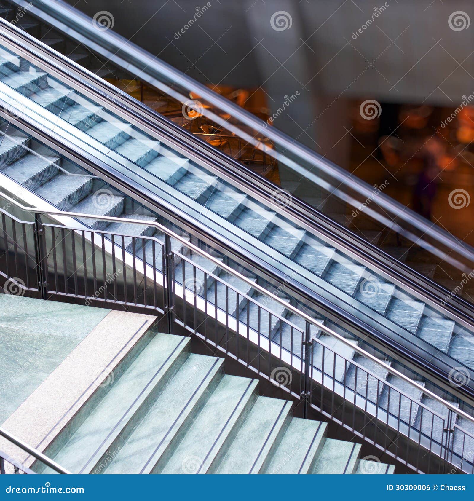 Roltrap stock foto. Image of stedelijk, niemand, trap - 30309006