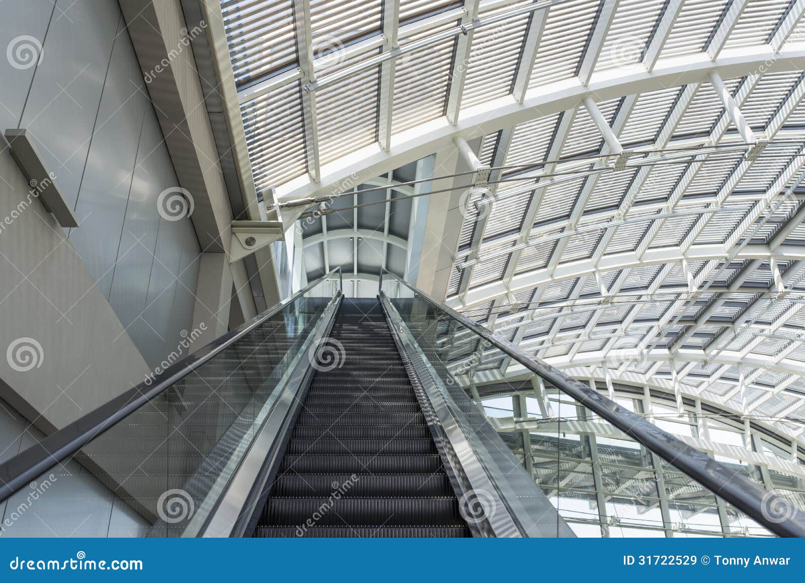 Roltrap stock afbeelding. Image of vervoer, ontwerp, binnenlands - 31722529