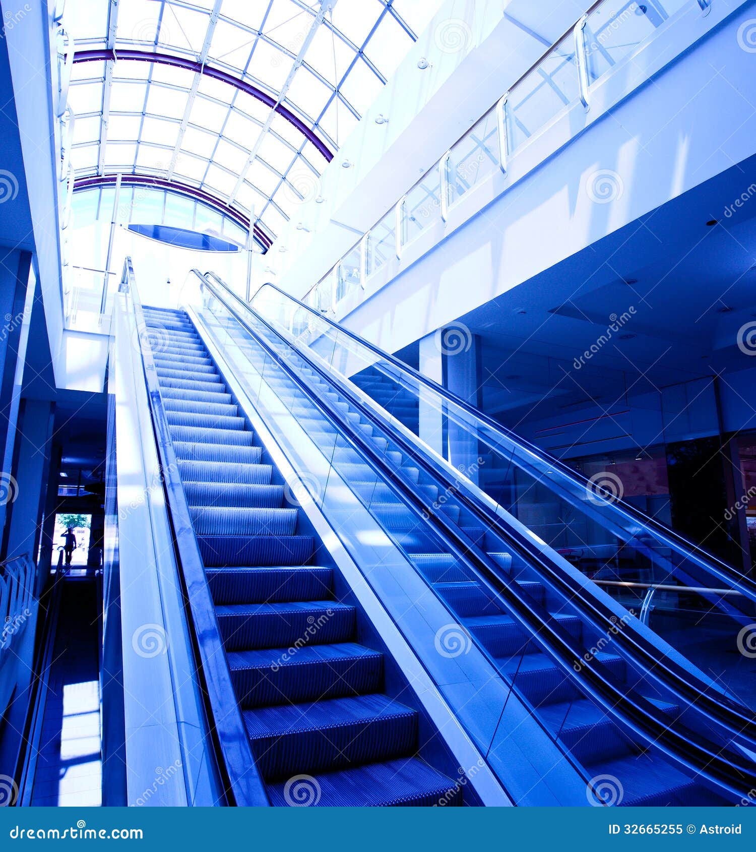 Roltrap stock afbeelding. Image of verhogen, blauw, bouw - 32665255