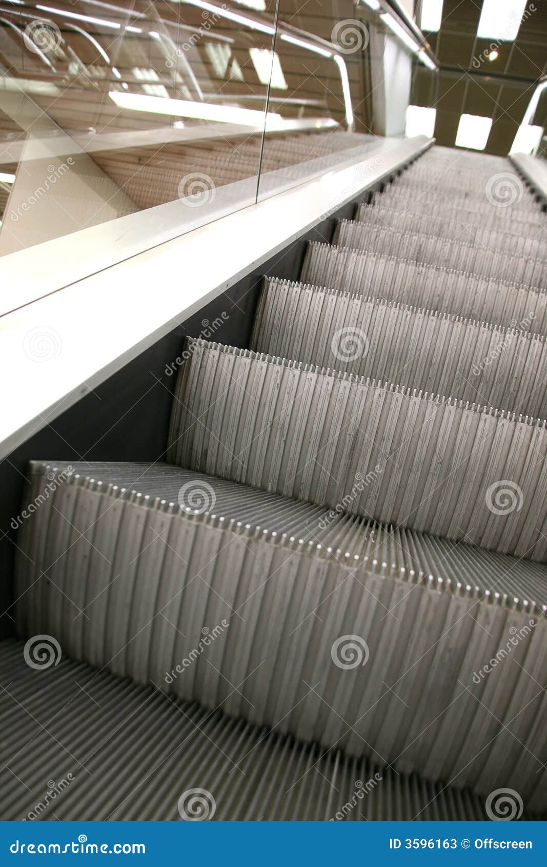 Roltrap stock afbeelding. Image of trap, verplaatsen, roltrap - 3596163