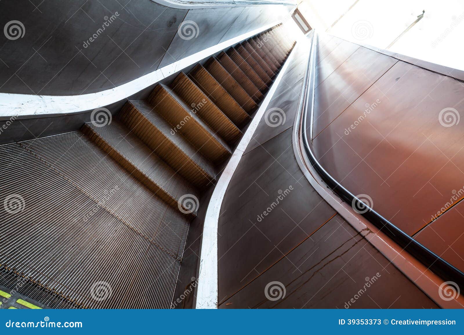 Roltrap stock afbeelding. Image of zaken, onderdoorgang - 39353373