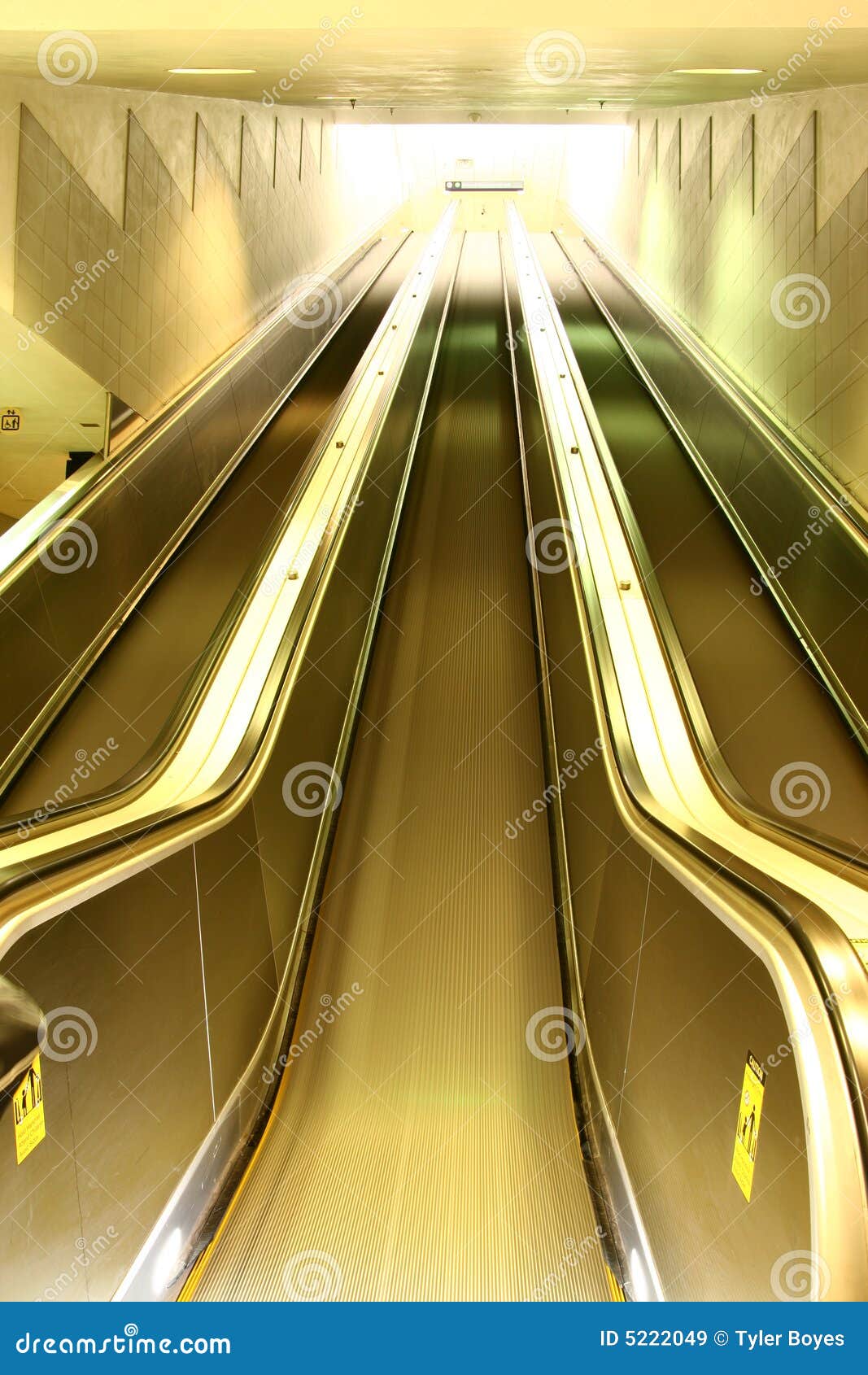 Roltrap stock afbeelding. Image of verlicht, binnenlands - 5222049