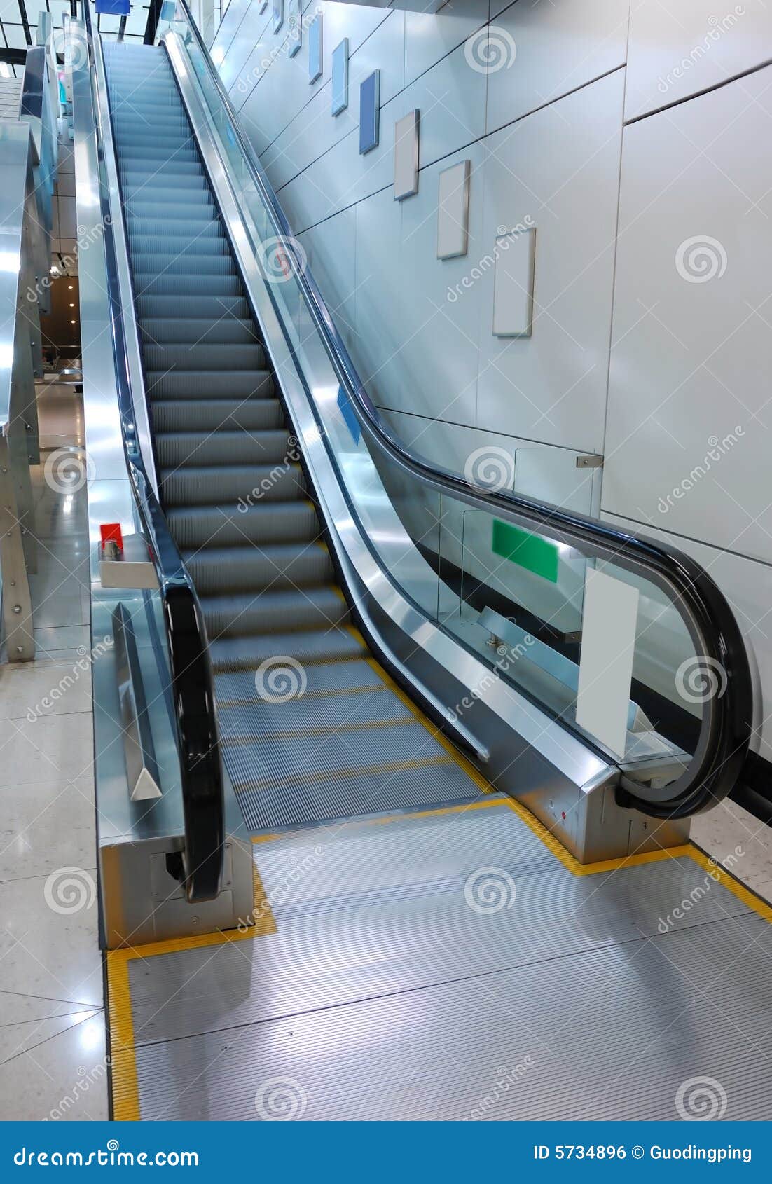 Roltrap stock foto. Image of trap, omhoog, metro, afdaling - 5734896