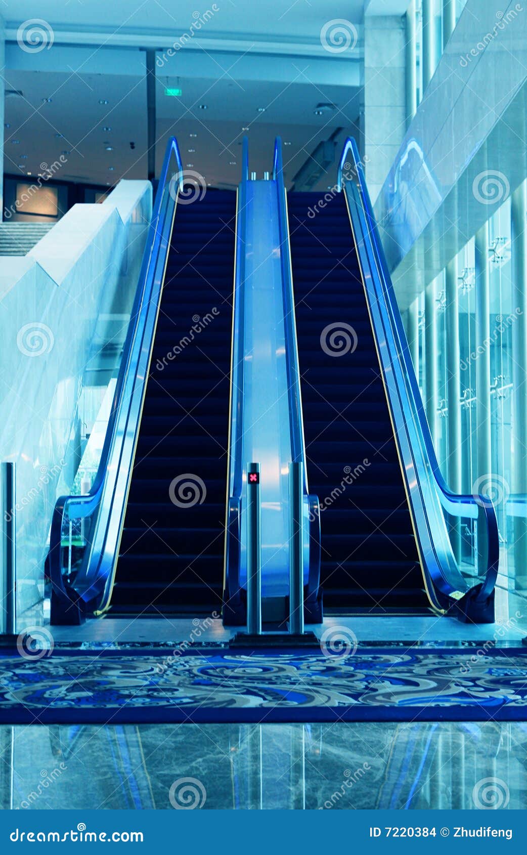 Roltrap stock foto. Image of trap, wandelgalerij, staal - 7220384