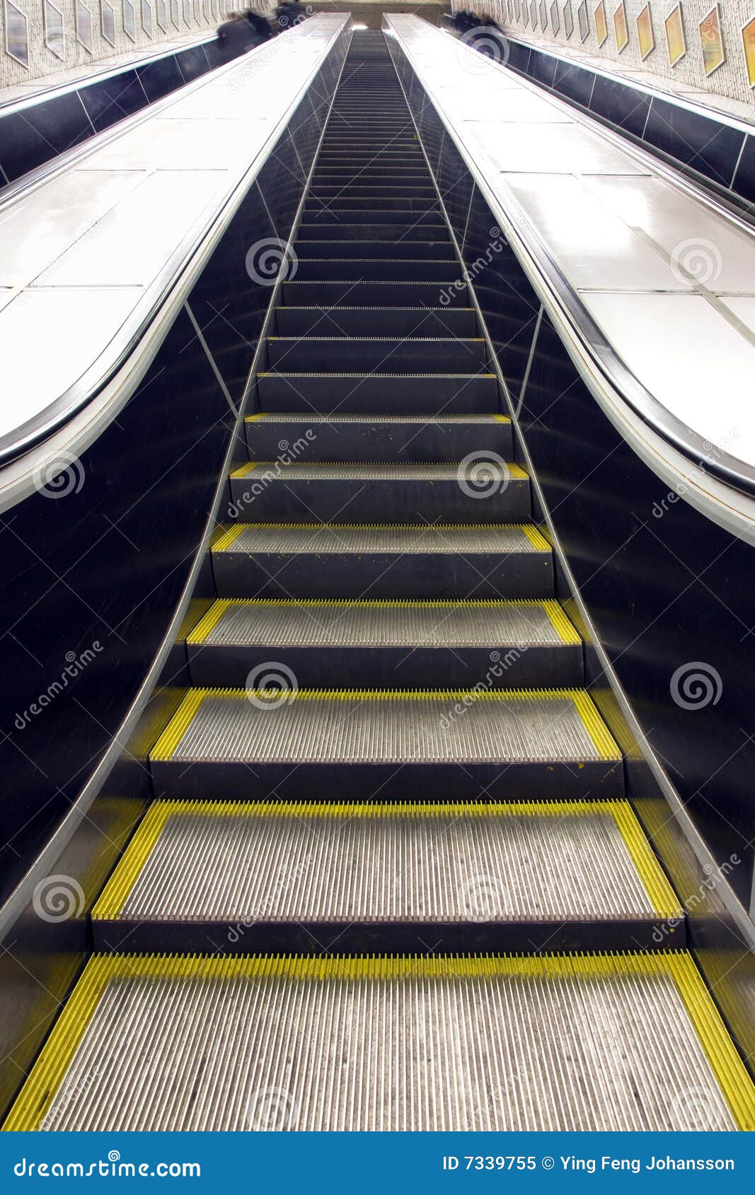 Roltrap stock afbeelding. Image of lift, leeg, stad, trap - 7339755