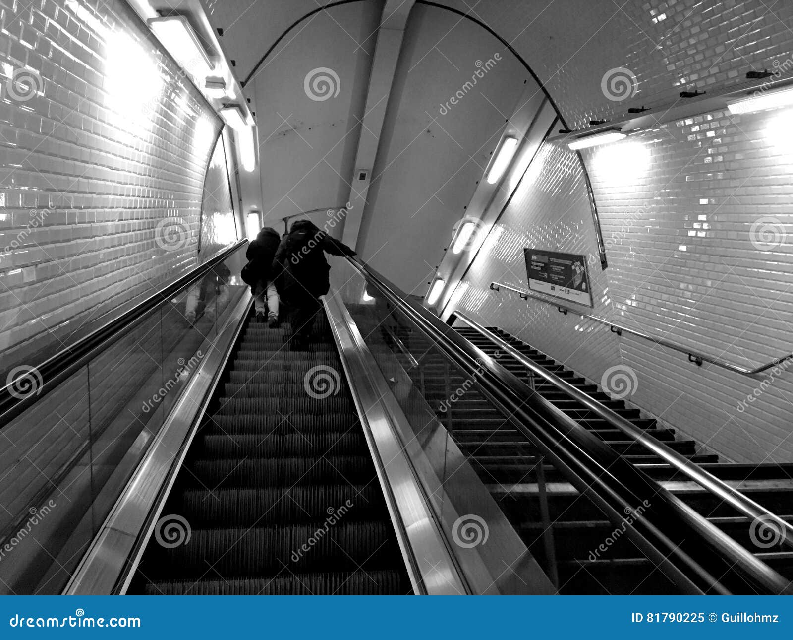 Roltrap redactionele afbeelding. Image of stad, metro - 81790225