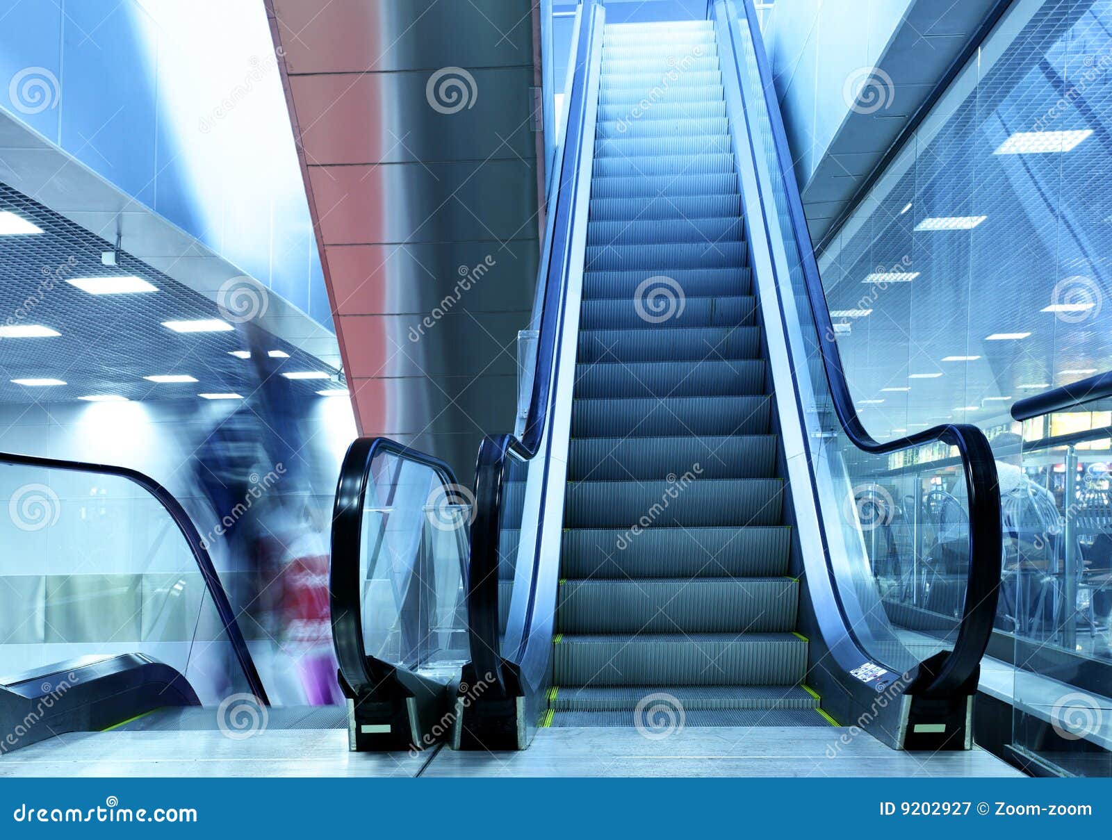 Roltrap stock afbeelding. Image of bouw, roltrap, zaal - 9202927