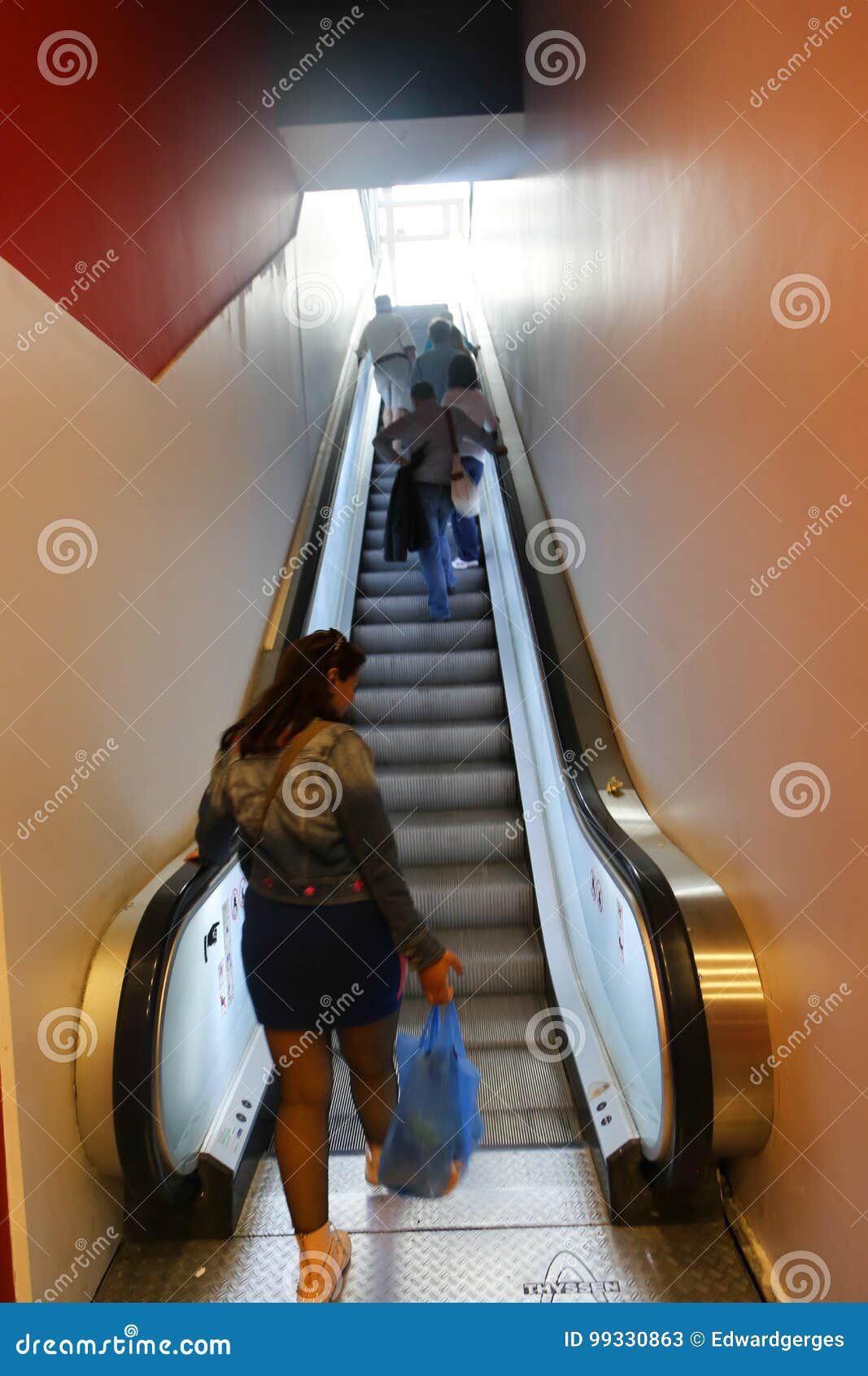 Roltrap redactionele stock foto. Image of wandelgalerij - 99330863