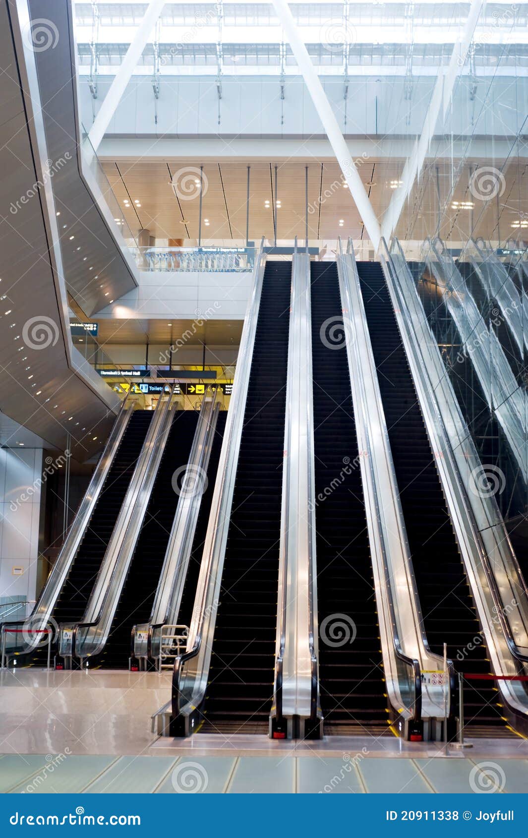 Roltrap Bij Changi Luchthaven Stock Foto - Image of niemand, modern ...