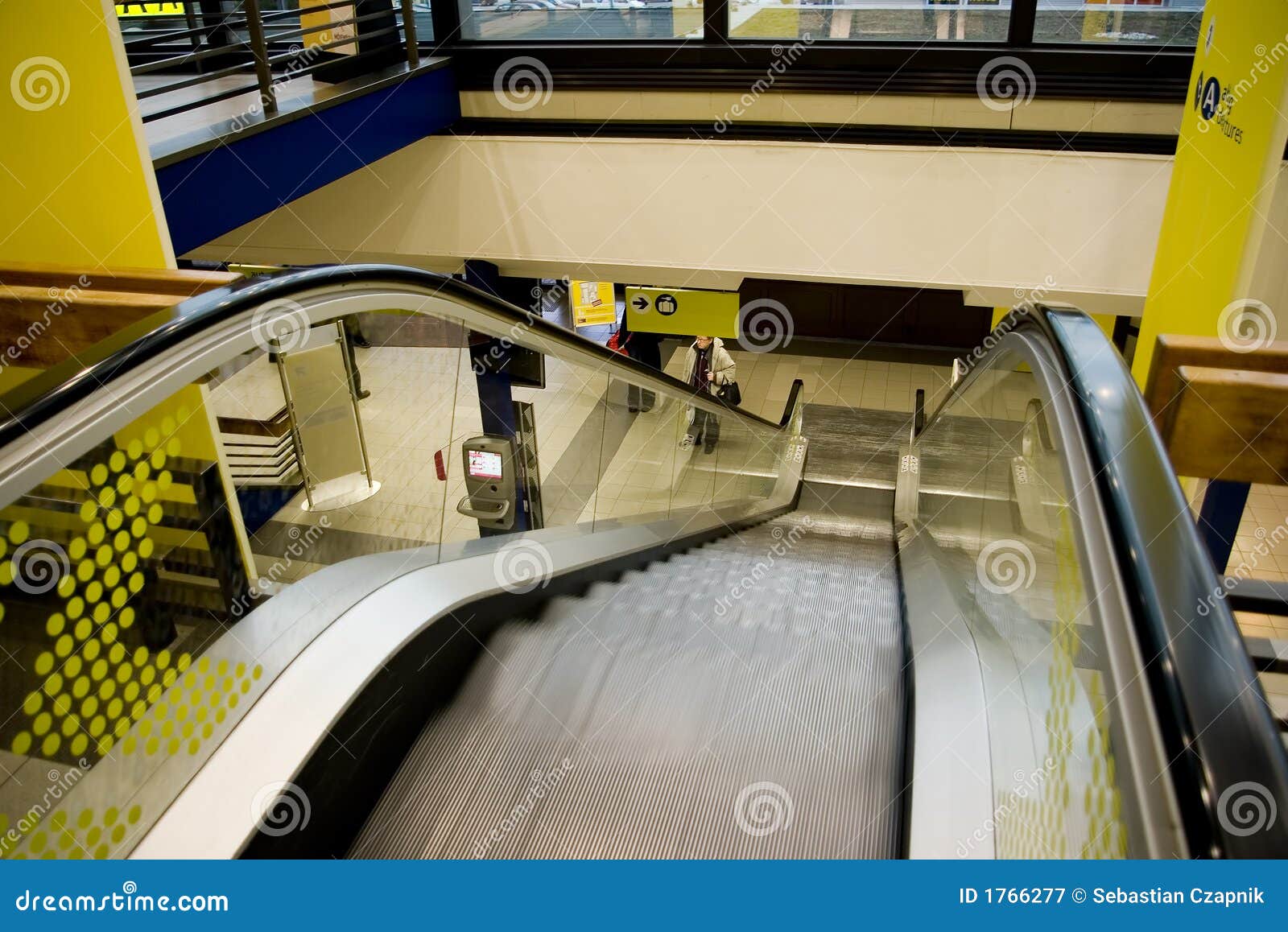 Roltrap Bij Een Luchthaven. Stock Afbeelding - Image of verplaatsen ...