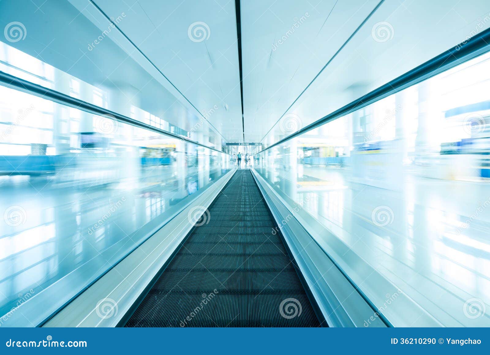 Roltrap in de luchthaven stock foto. Image of leven, internationaal ...