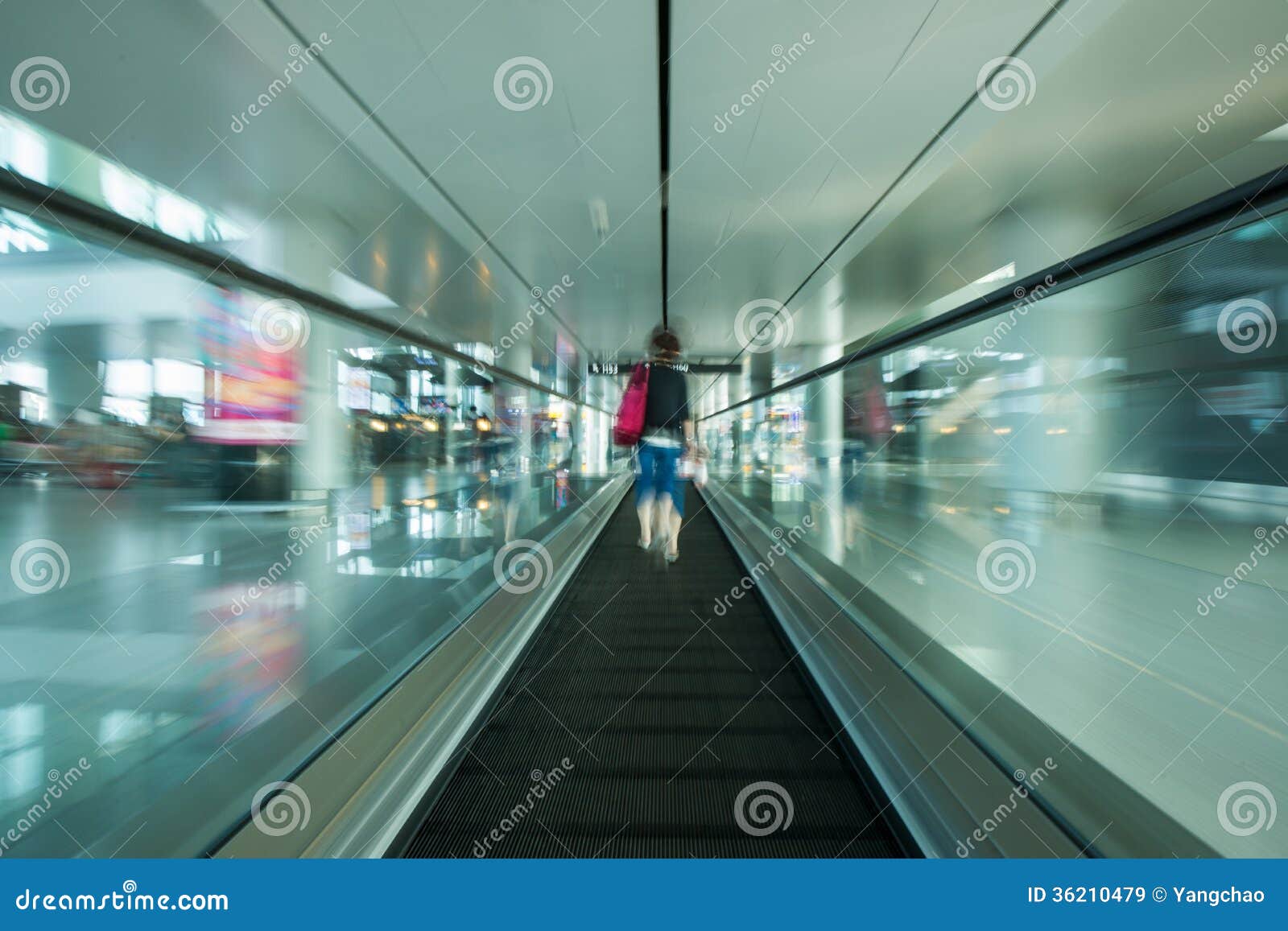 Roltrap in de luchthaven stock afbeelding. Image of blauw - 36210479