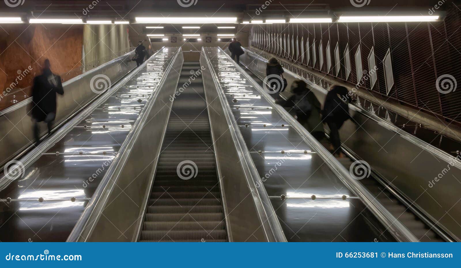 Roltrap in De Metro in Stockholm Redactionele Foto - Image of mensen ...