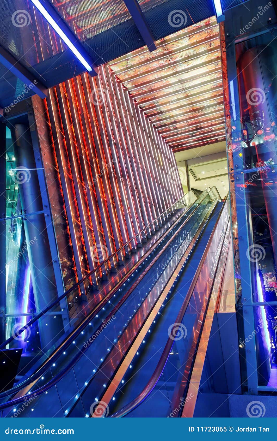 Roltrap en hoofdingang stock afbeelding. Image of plein - 11723065