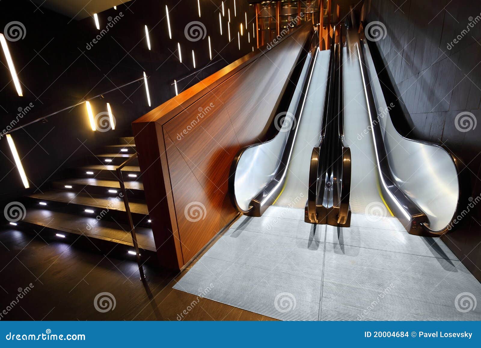 Roltrap En Trap Van Moderne Materialen Stock Foto - Image of ...
