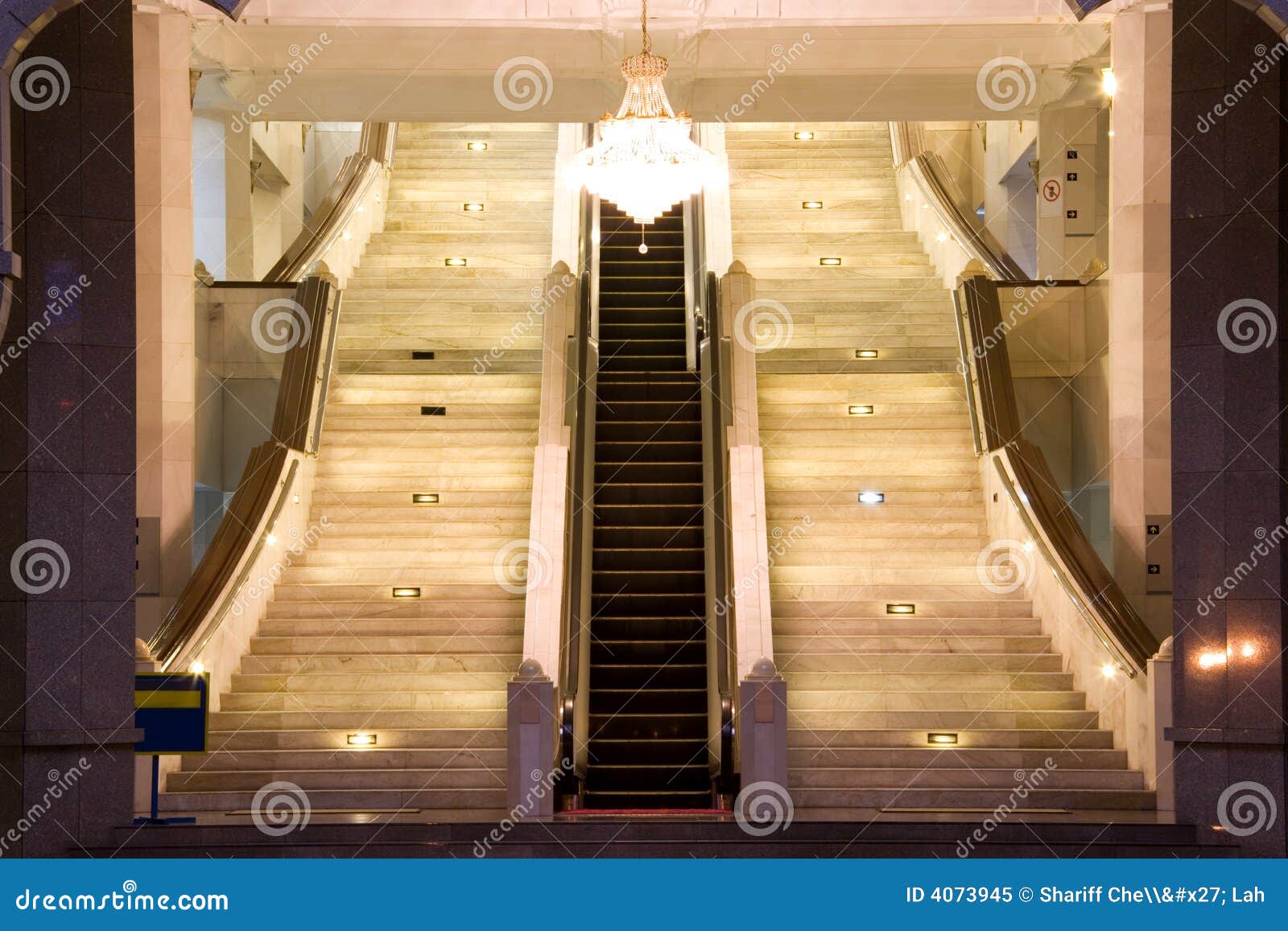 Roltrap en trappen stock afbeelding. Image of trap, technologie - 4073945