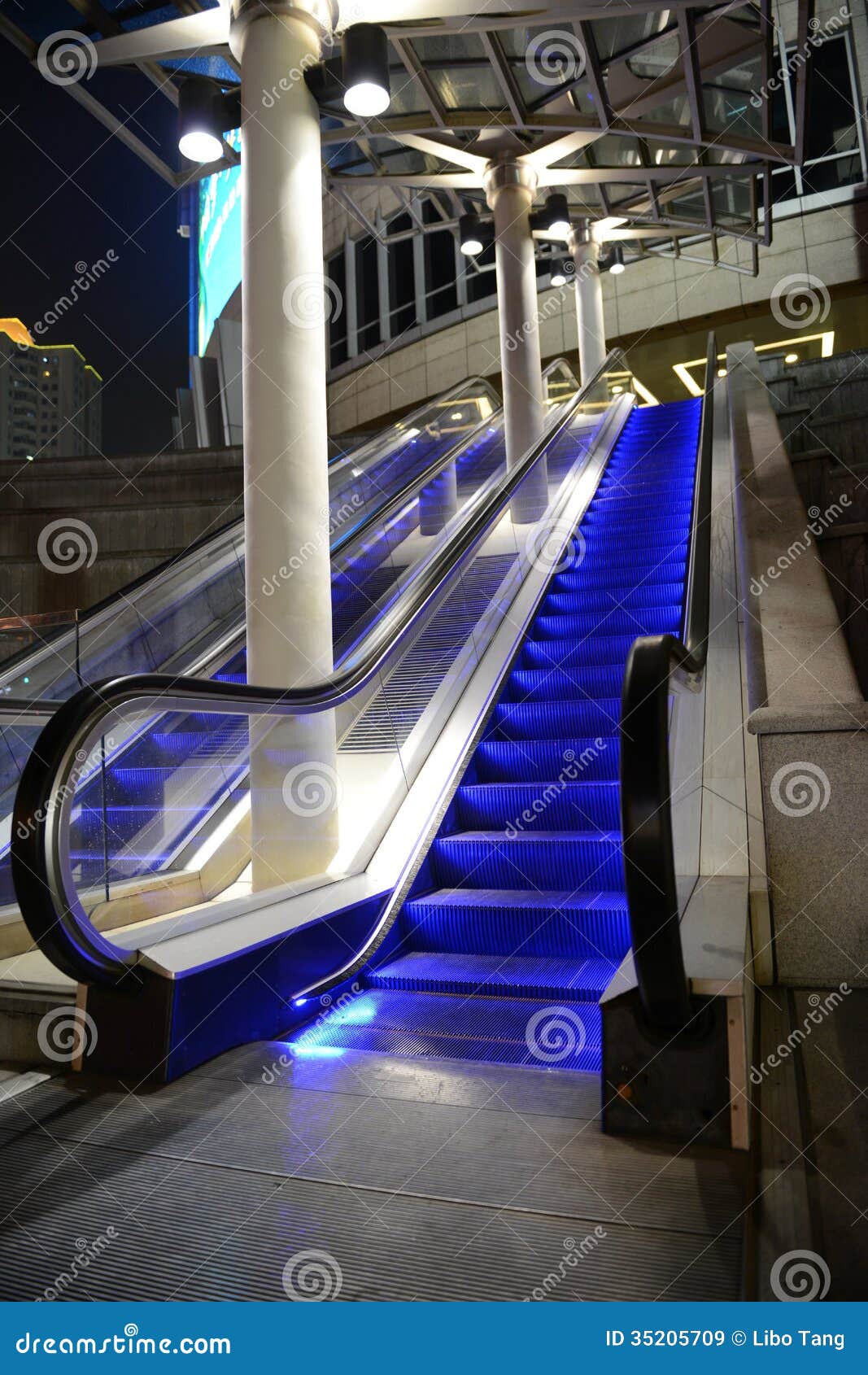 Roltrap in nachtmening stock afbeelding. Image of verhoging - 35205709