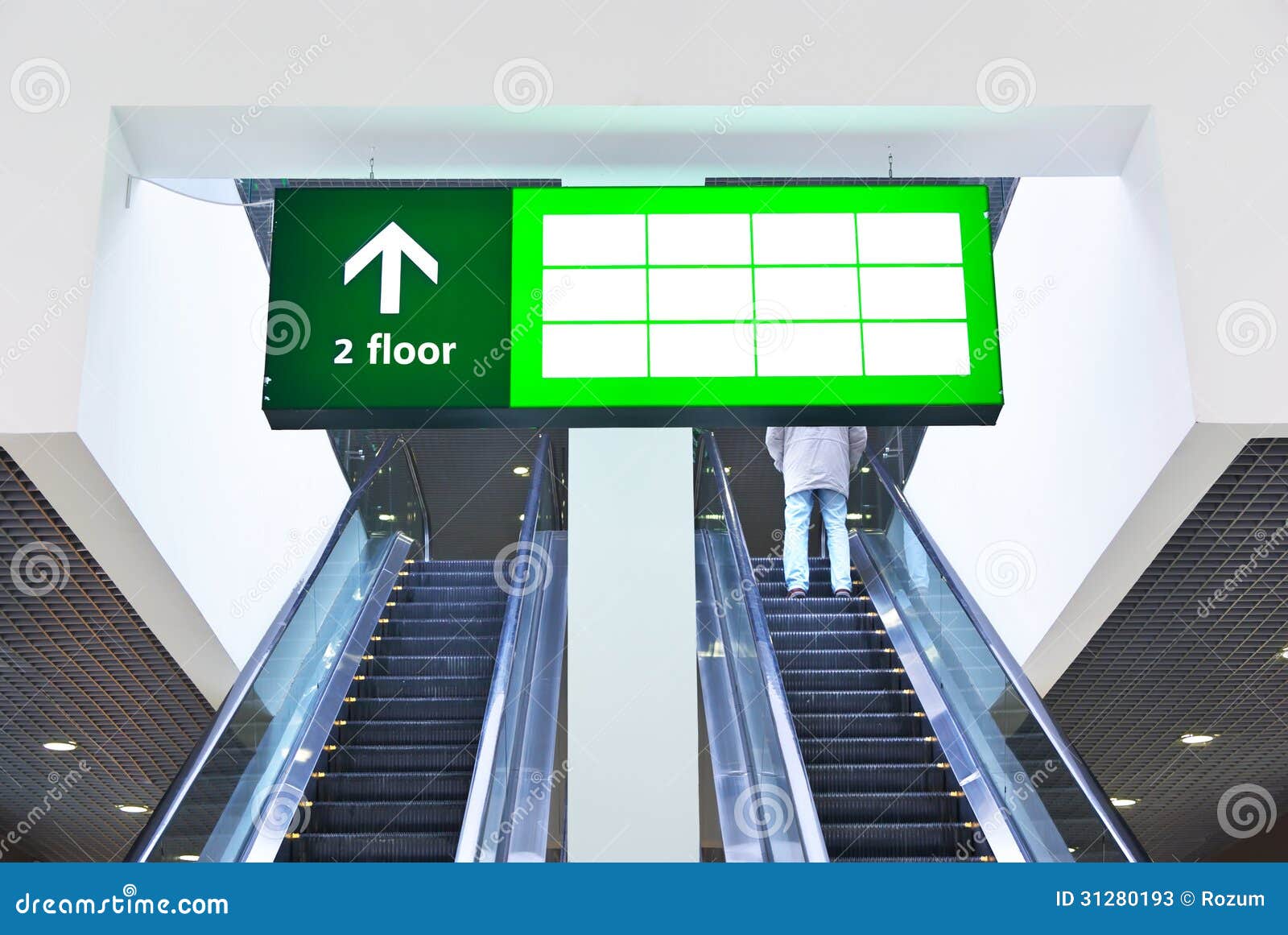 Roltrap in supermarkt stock afbeelding. Image of lift - 31280193