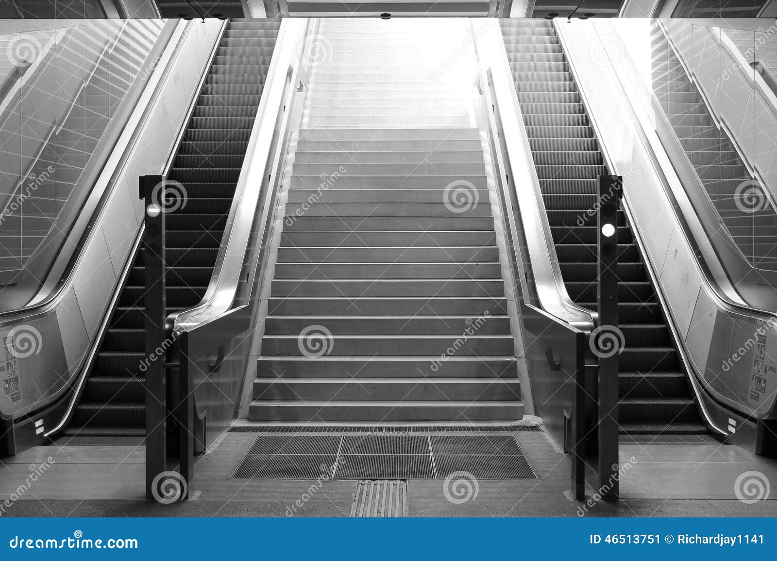 Roltrap van ondergronds stock afbeelding. Image of stad - 46513751