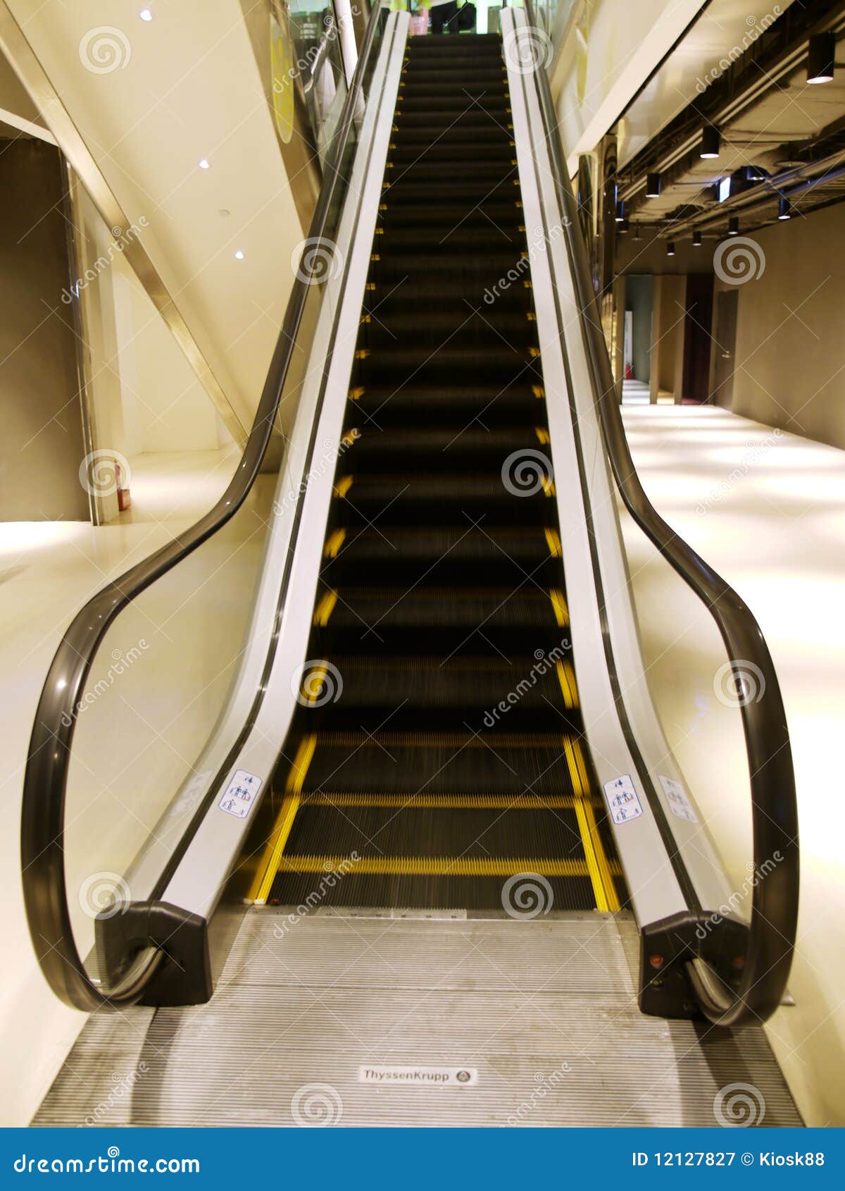 Roltrap in warenhuis stock afbeelding. Image of stijg - 12127827