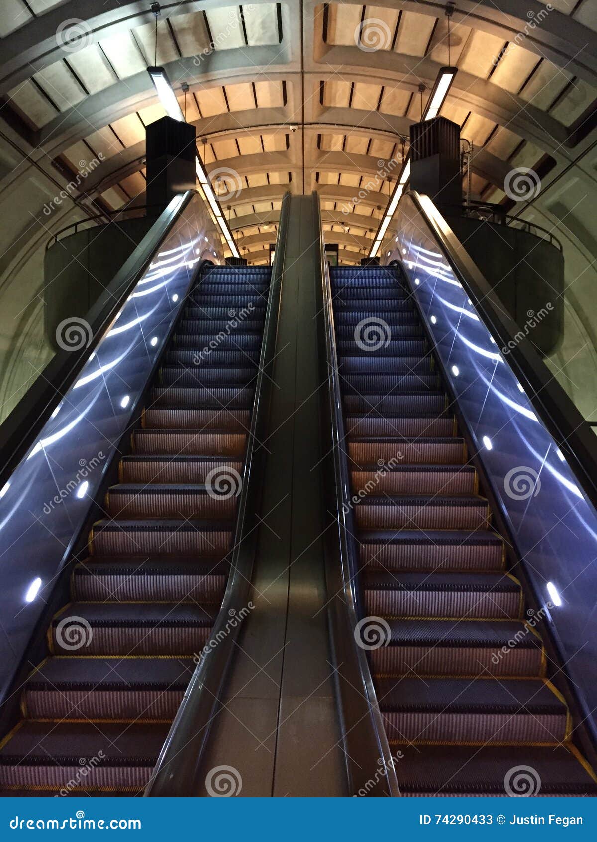 Roltrap in Washington D C Metro Post Stock Afbeelding - Image of donker ...