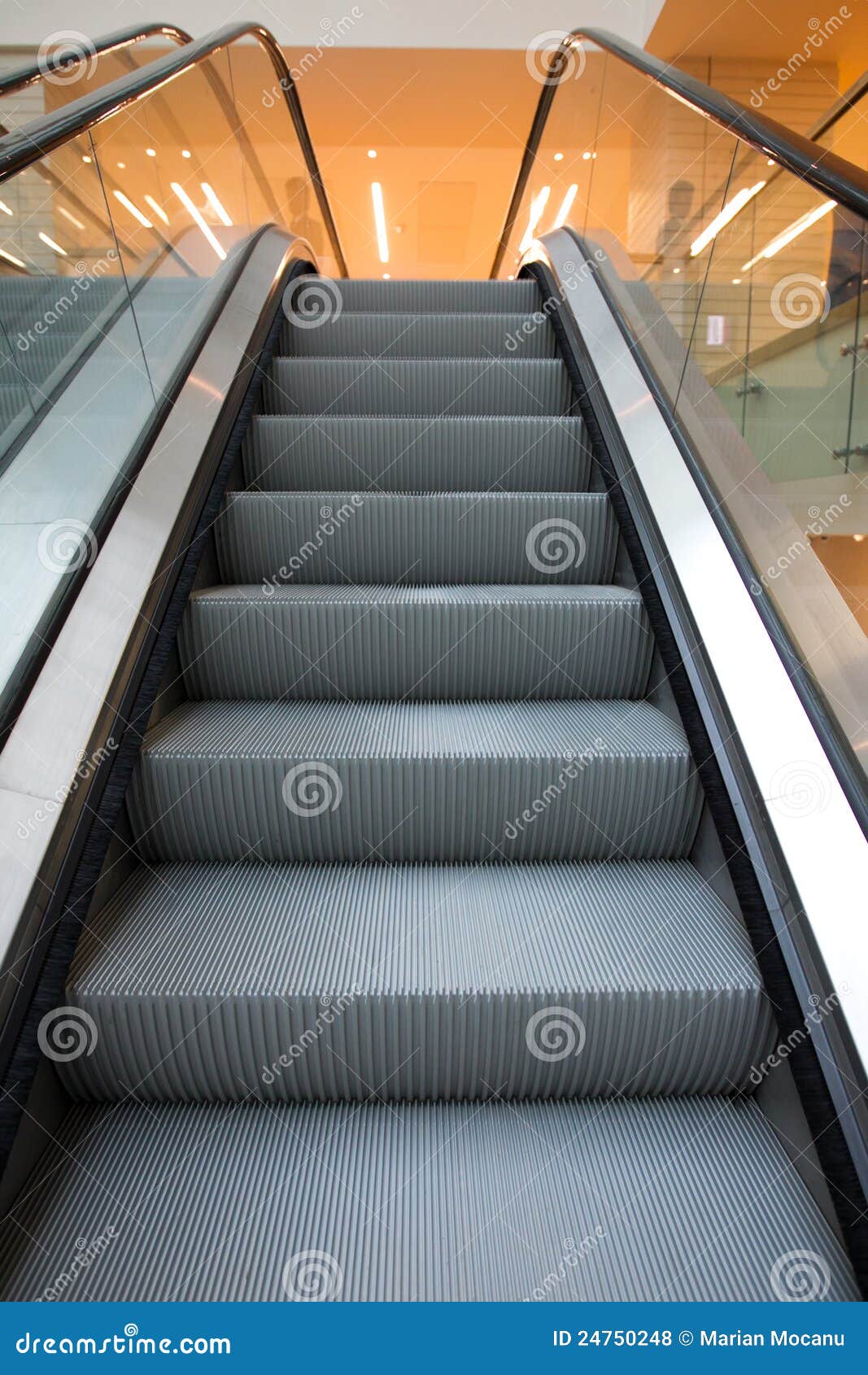 Roltrappen stock foto. Image of ontwerp, afdeling, optillen - 24750248