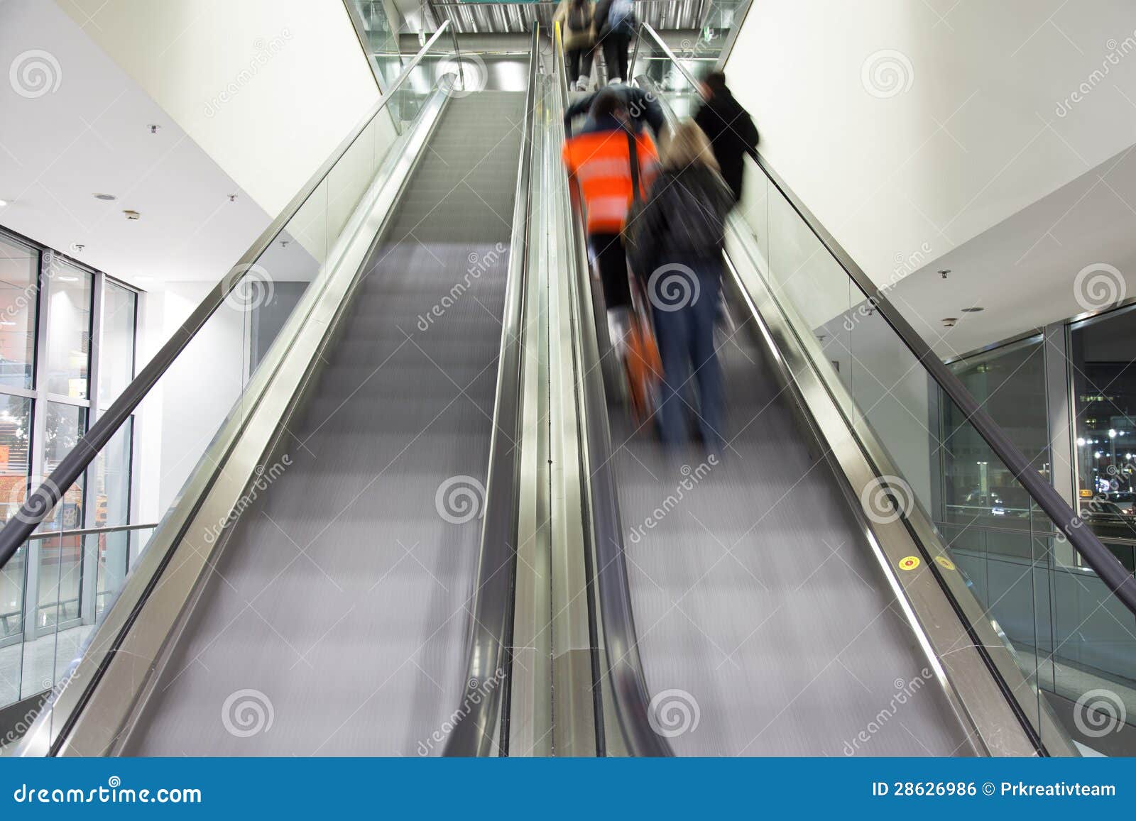 Roltrappen stock foto. Image of mensen, post, stad, trappen - 28626986